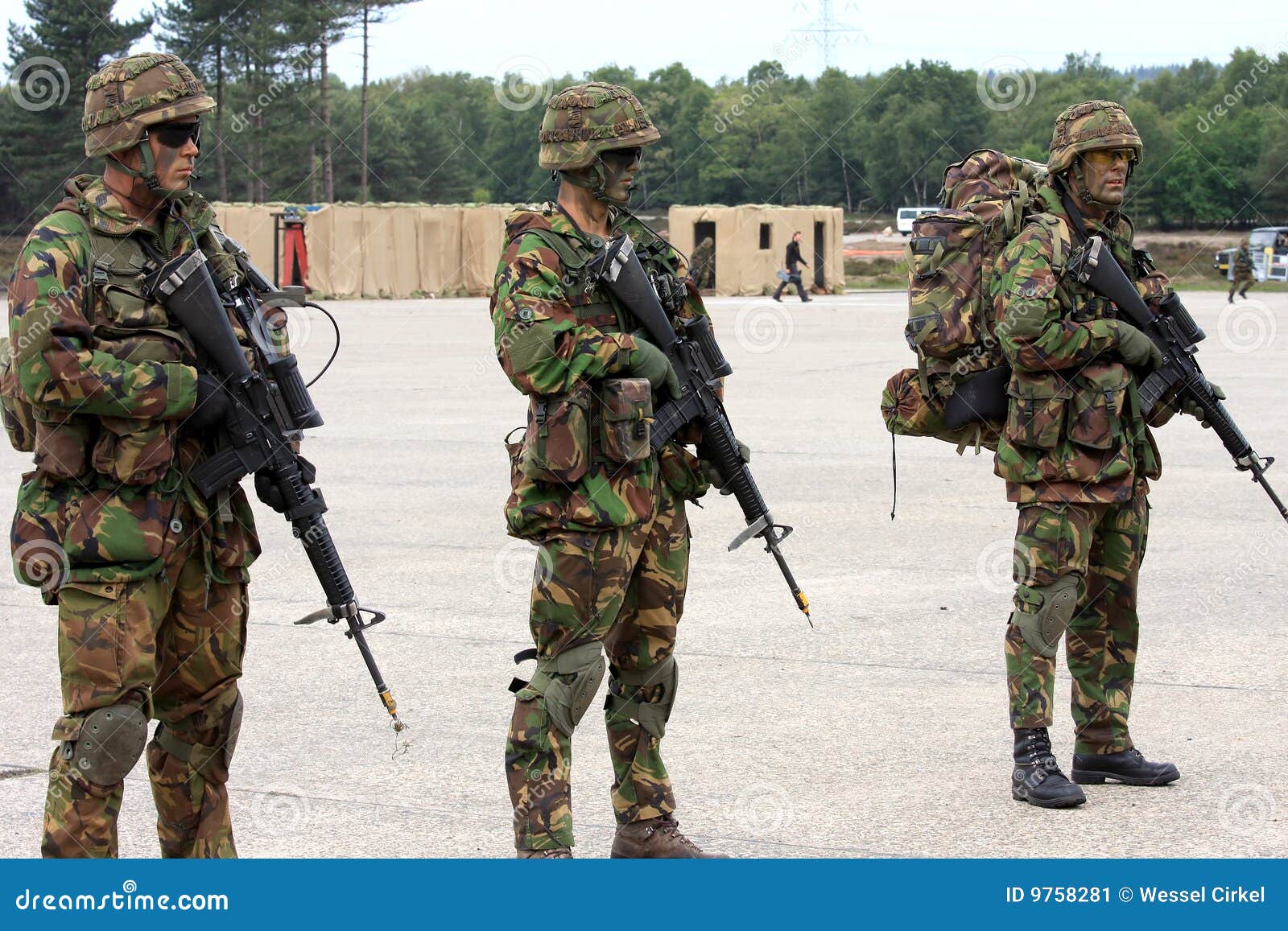 Nederlandse Militairen Met Machinegeweren Redactionele Foto ... Nederlandse Militairen Met Machinegeweren Redactionele Foto ...
