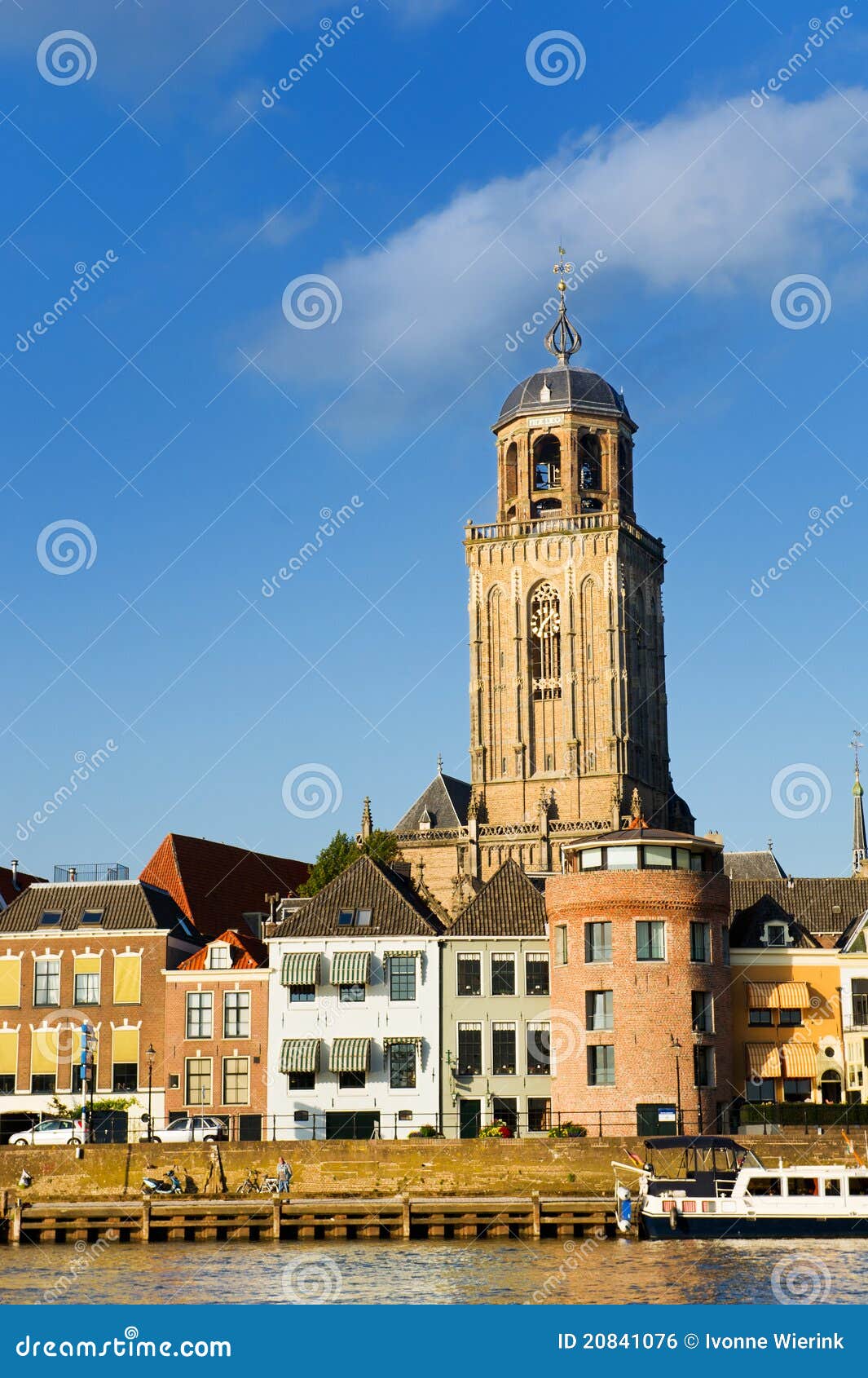 Nederlandse Stad Deventer Met Kerk Stock Foto - Image of verticaal ...