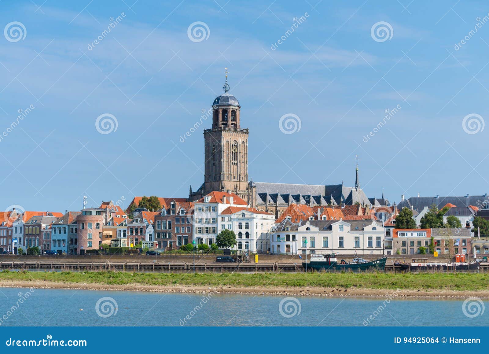 Nederlandse Stad Van Deventer Stock Foto - Image of kerk, kade: 94925064