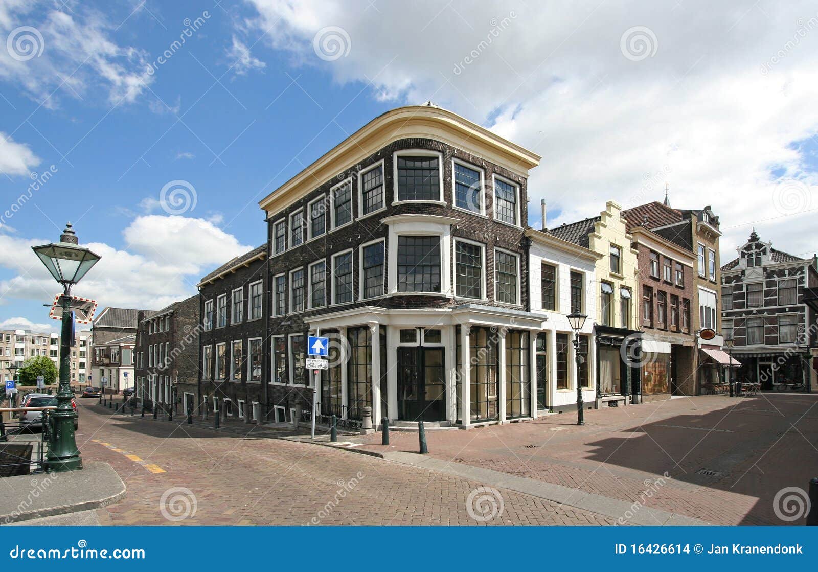 Nederlandse Straat stock foto. Image of dorp, huizen - 16426614