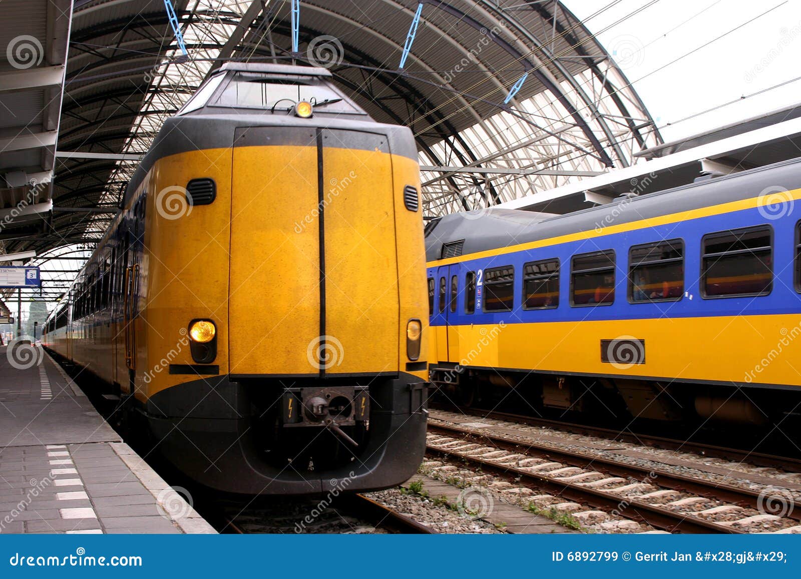 Nederlandse treinen stock afbeelding. Image of elektrisch - 6892799