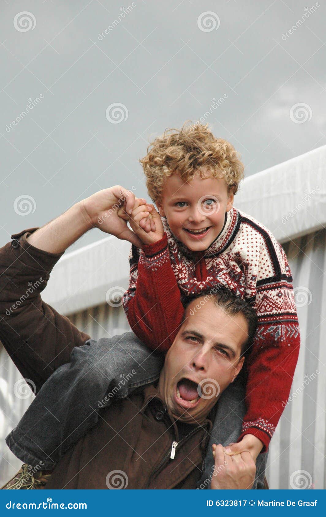 Neffe Und Onkel, Die Spaß Bilden Stockbild - Bild von gekräuselt ...