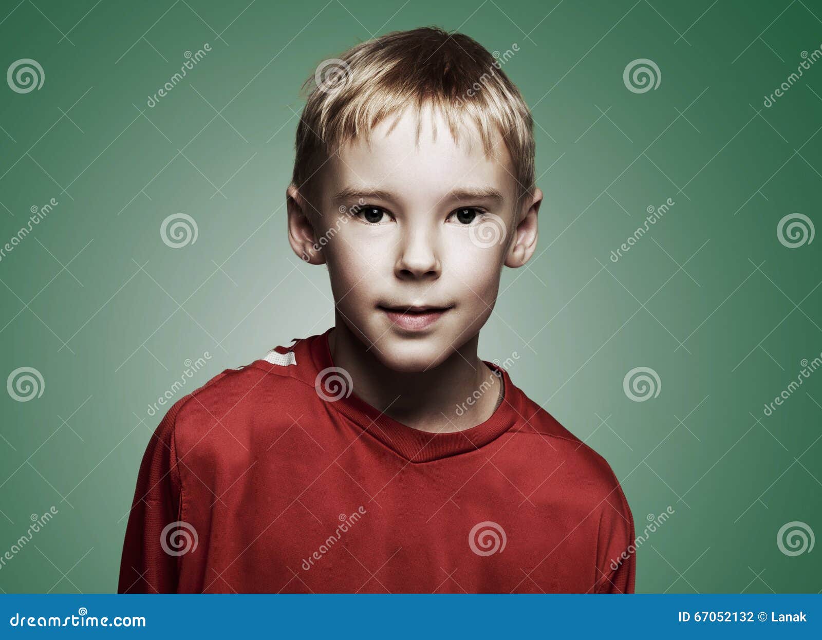 Negen jaar oude jongens stock foto. Image of studio, mooi - 67052132