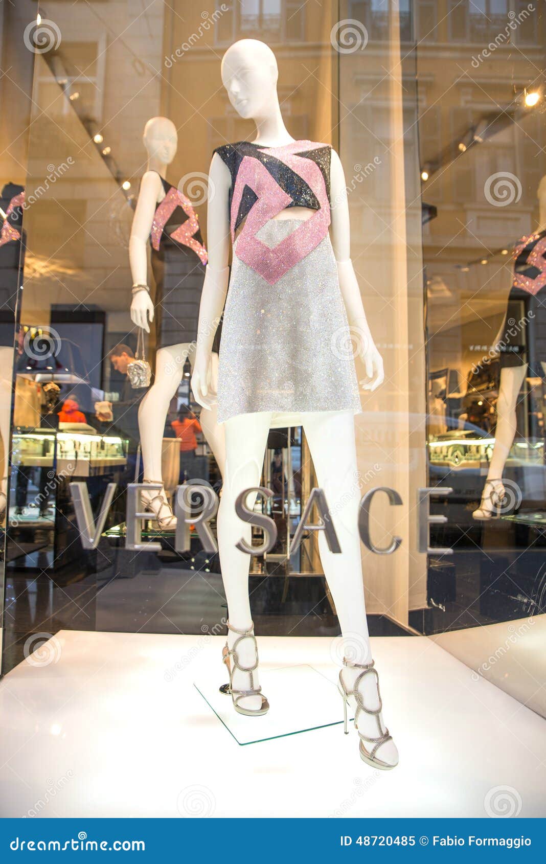 Negozio Di Finestra Di Versace Immagine Editoriale - Immagine di ...