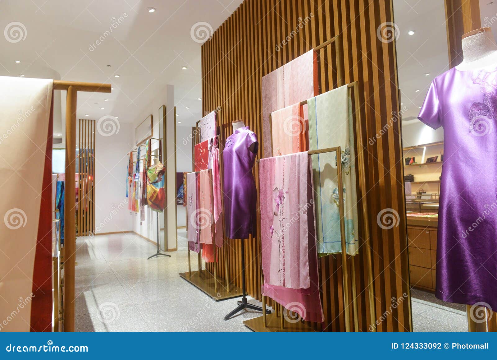 Negozio Di Vestiti Di Seta Cinese Fotografia Stock - Immagine di ...