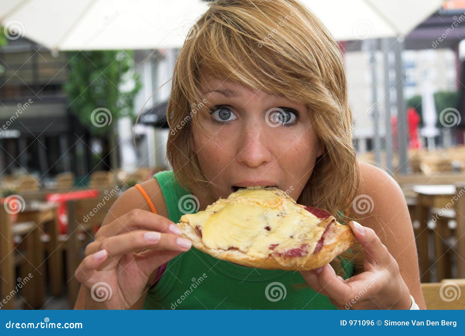 Nehmen eines Bissens stockfoto. Bild von käse, frau, schönheit - 971096