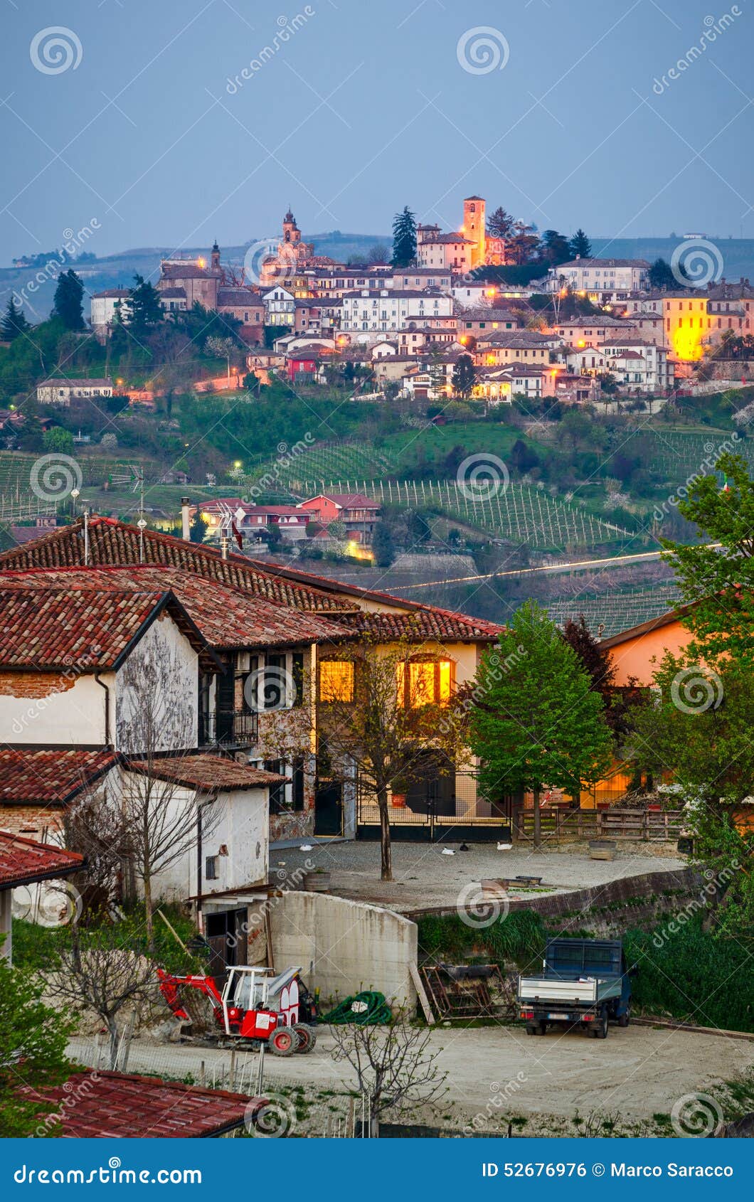 Neive, Le Langhe (Piemonte, Italia) Fotografia Stock - Immagine di ...