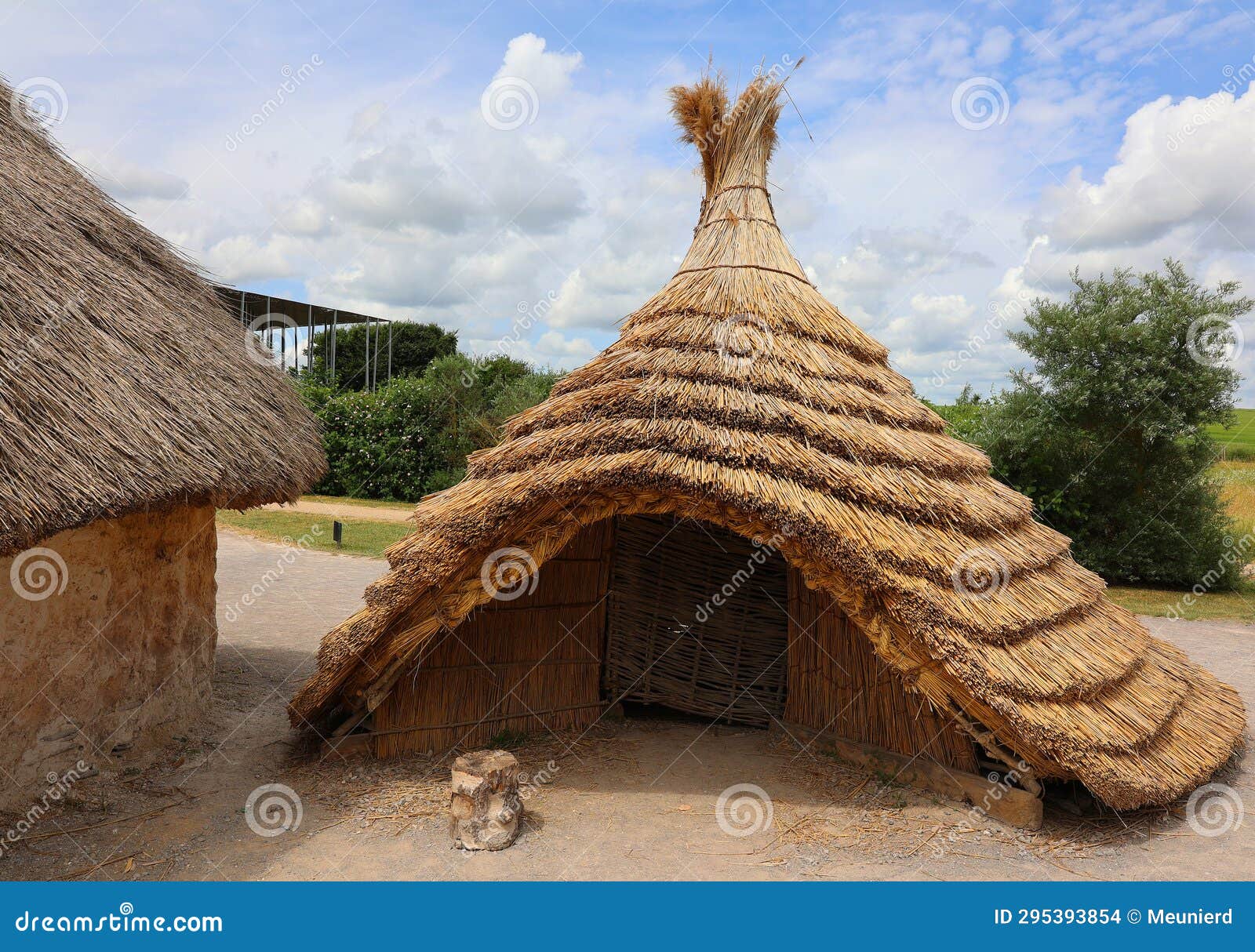 Neolithic Houses. Stonehenge Was Built Editorial Stock Image - Image of ...