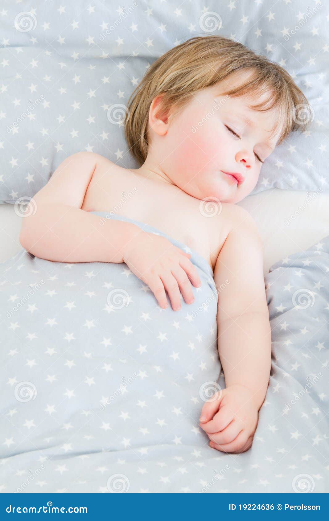 Neonato addormentato fotografia stock. Immagine di giovane - 19224636