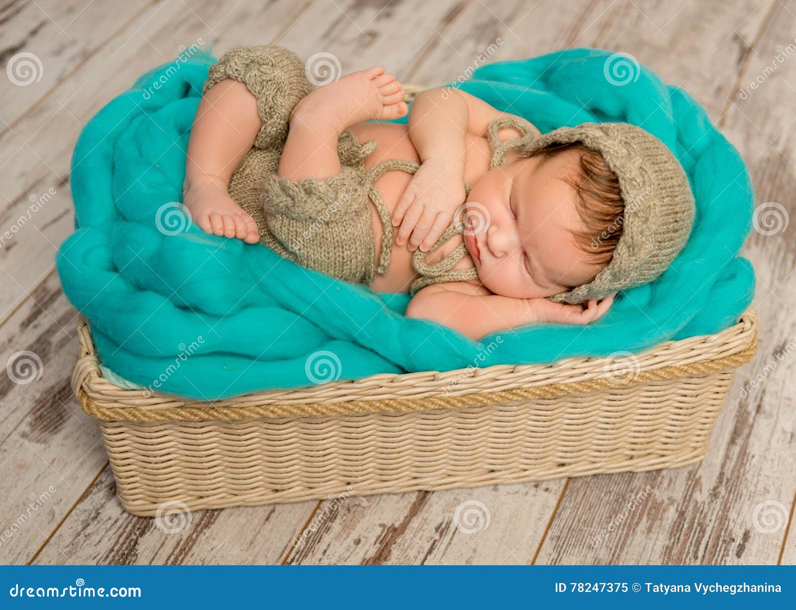 Neonato Addormentato Divertente in Culla Di Vimini Immagine Stock ...