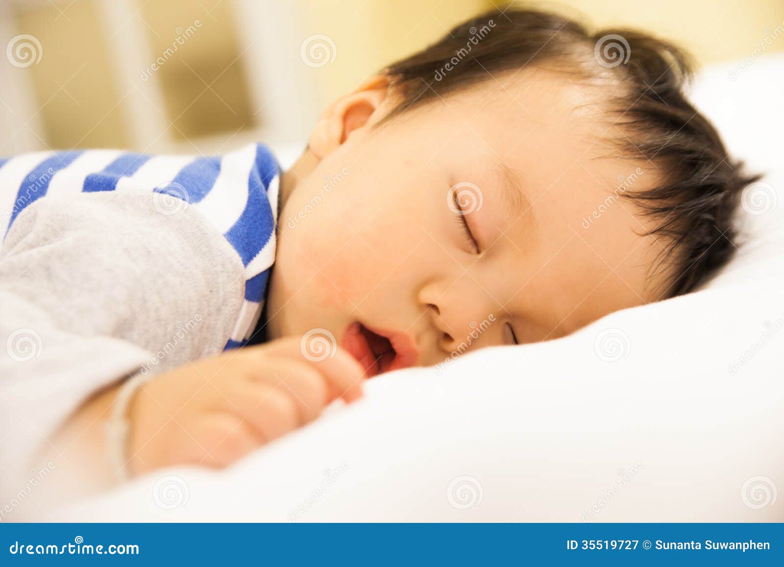 Neonato Addormentato Sul Letto Immagine Stock - Immagine di posa ...