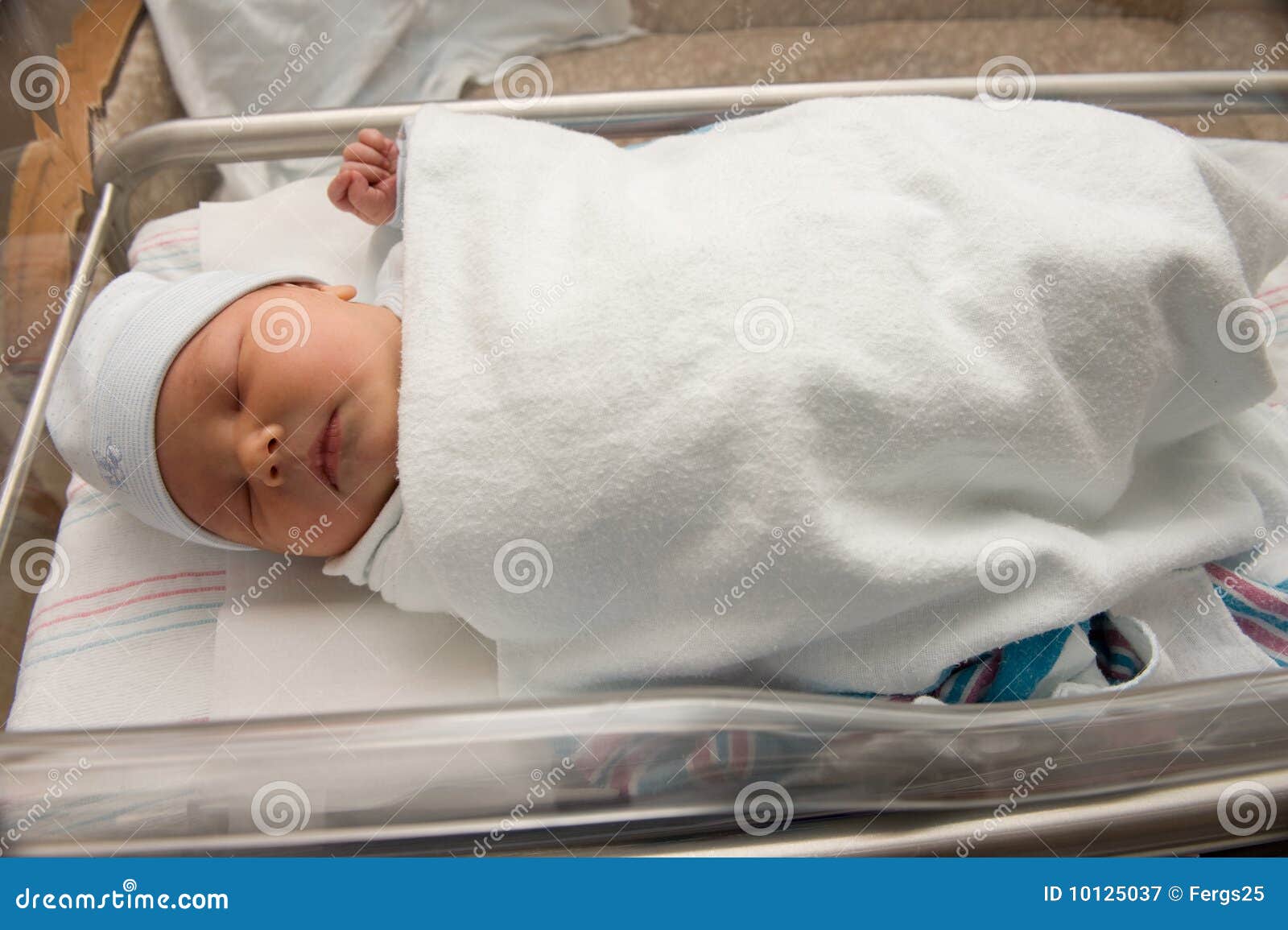 Neonato appena nato immagine stock. Immagine di agitato - 10125037