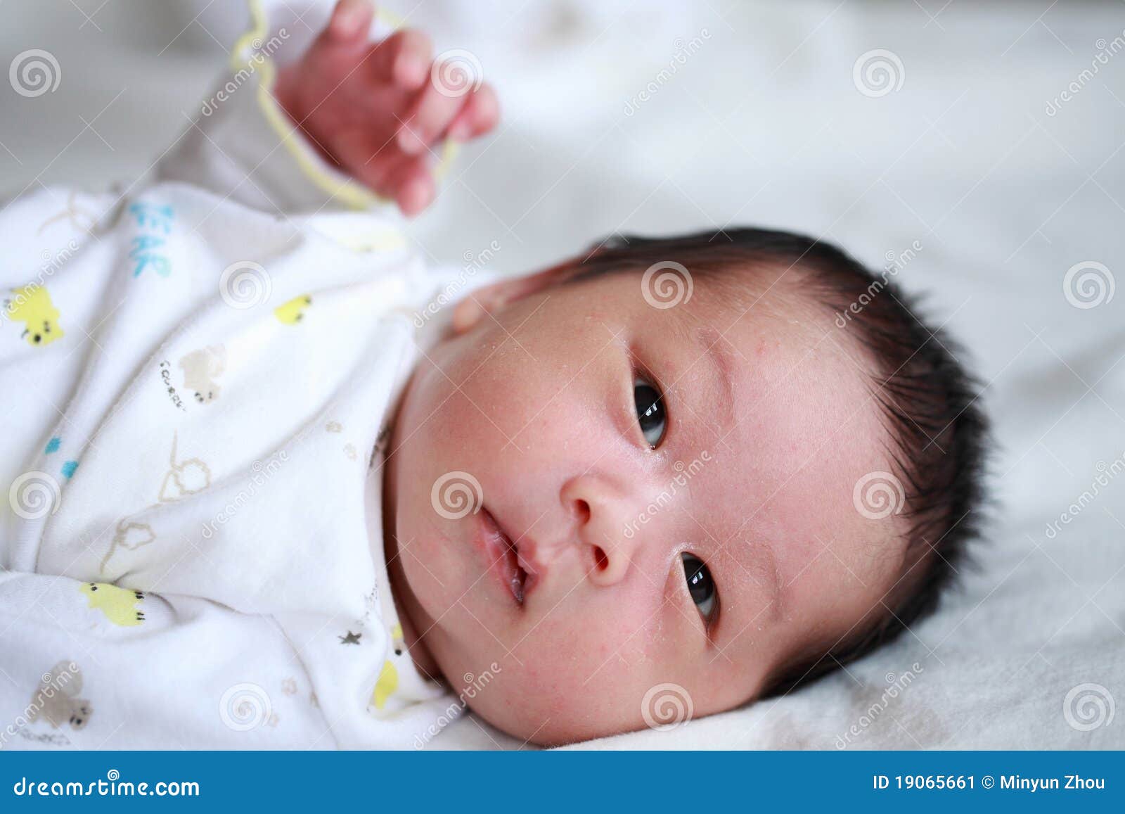 Neonato appena nato immagine stock. Immagine di carino - 19065661