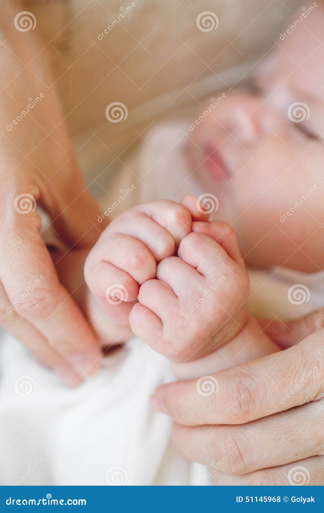 Neonato Che Dorme Sulle Mani Della Madre Fotografia Stock - Immagine di ...