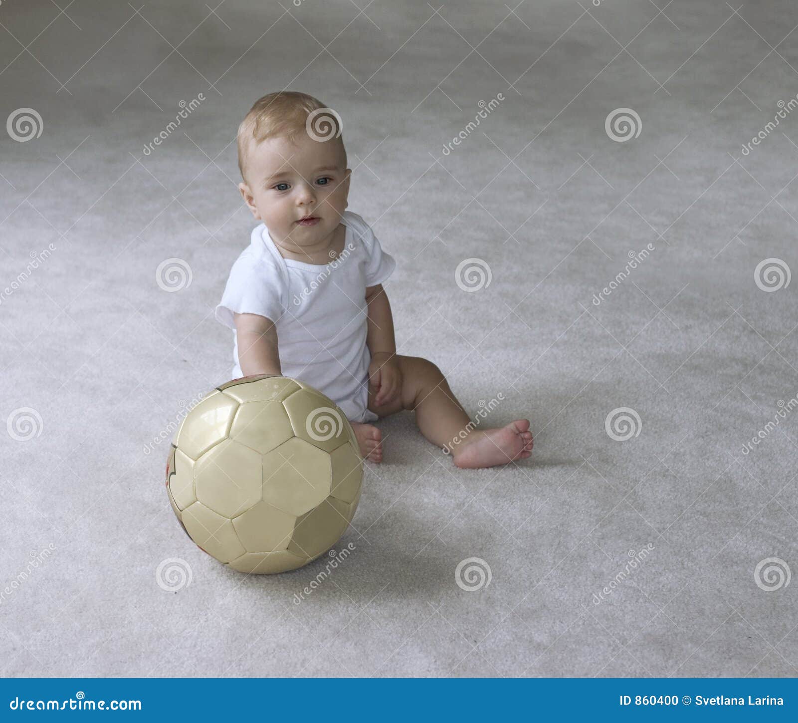 Neonato Con La Sfera Di Calcio Fotografia Stock - Immagine di imparare ...