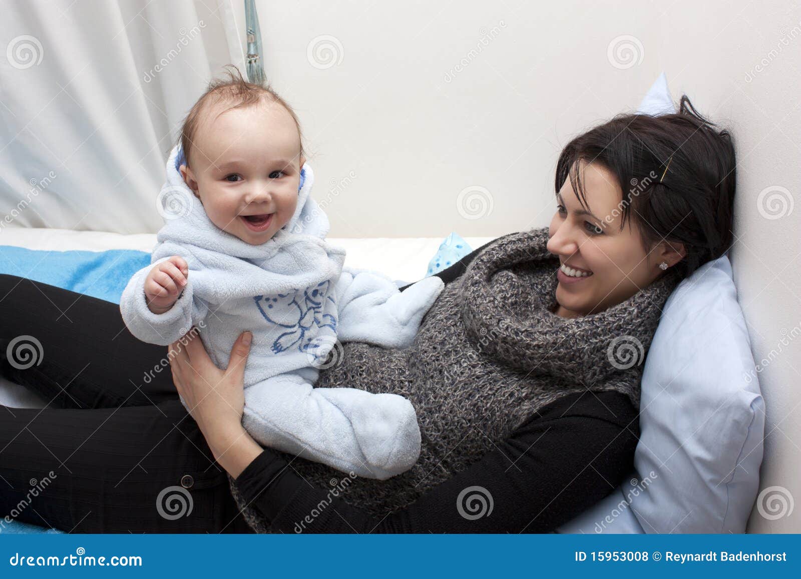 Neonato e madre fotografia stock. Immagine di felicità - 15953008