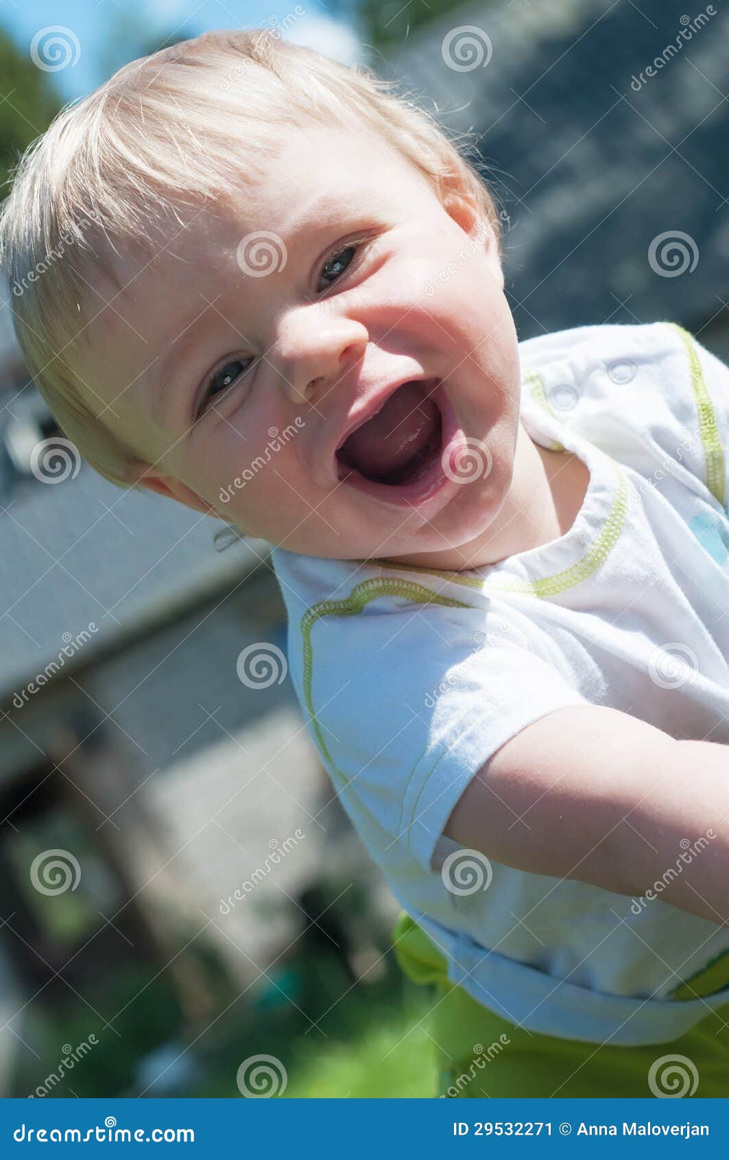 Neonato felice immagine stock. Immagine di biondo, ragazzo - 29532271