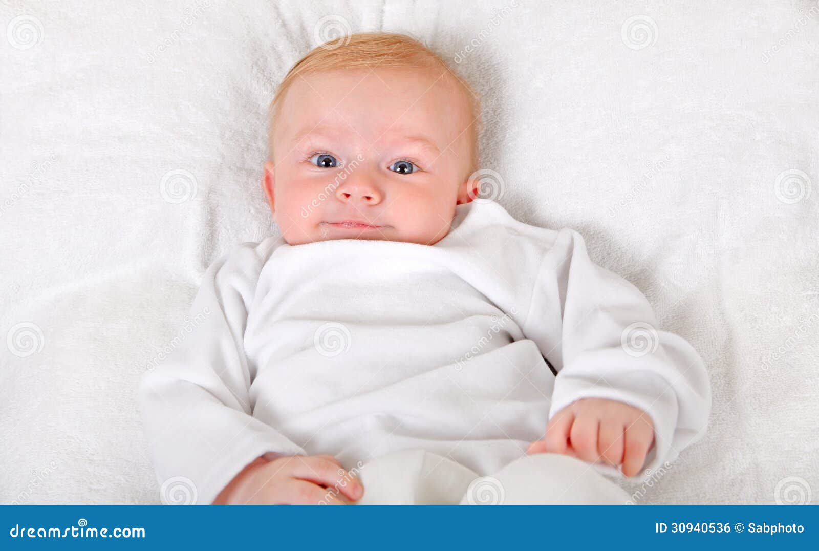 Neonato felice fotografia stock. Immagine di bambino - 30940536