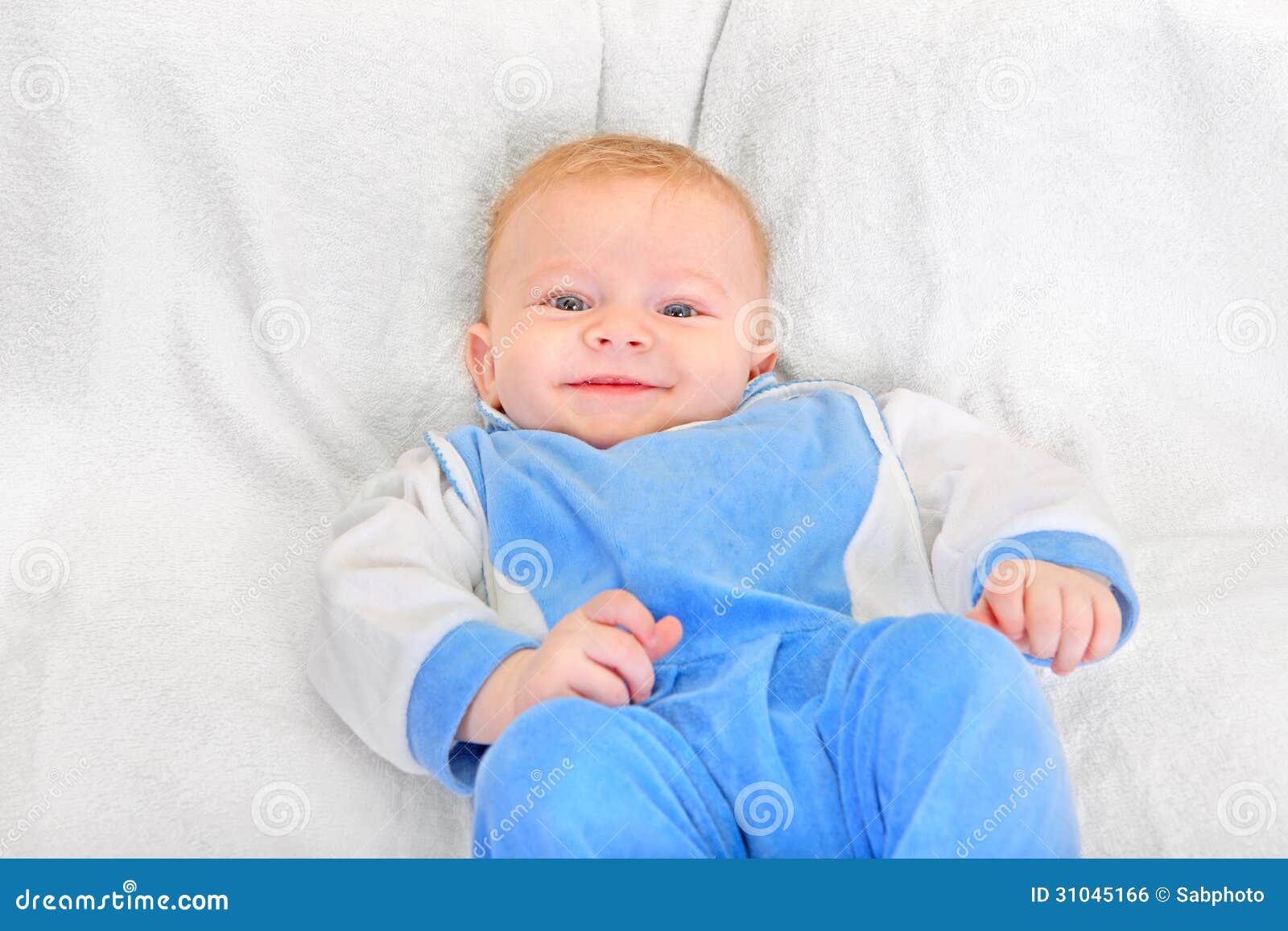 Neonato felice fotografia stock. Immagine di affascinare - 31045166