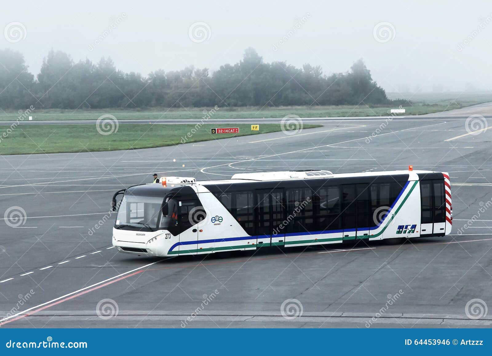 Neoplan N9112L photo éditorial. Image du aéroport, indicateur - 64453946