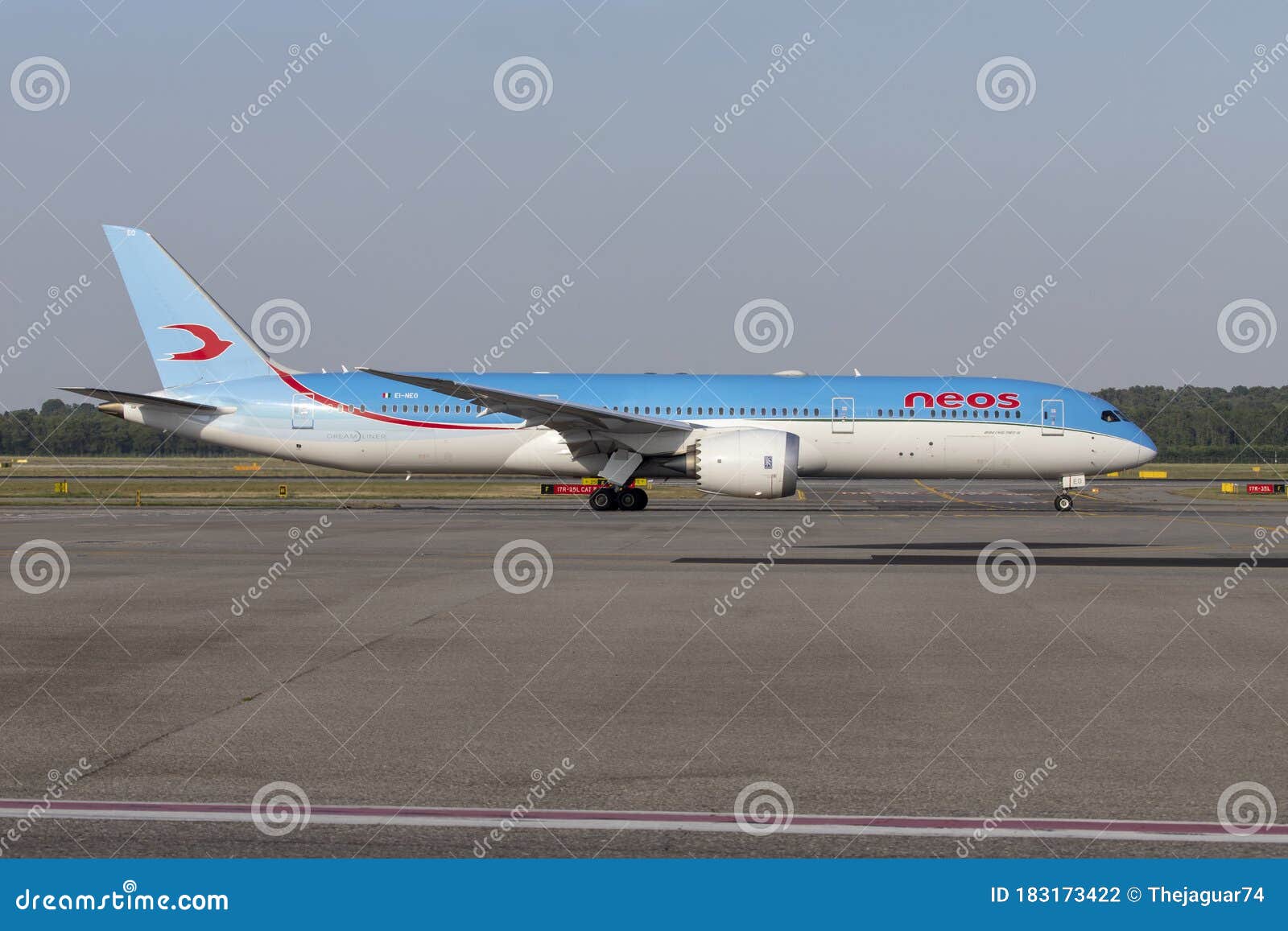 Neos air editorial photography. Image of dreamliner - 183173422