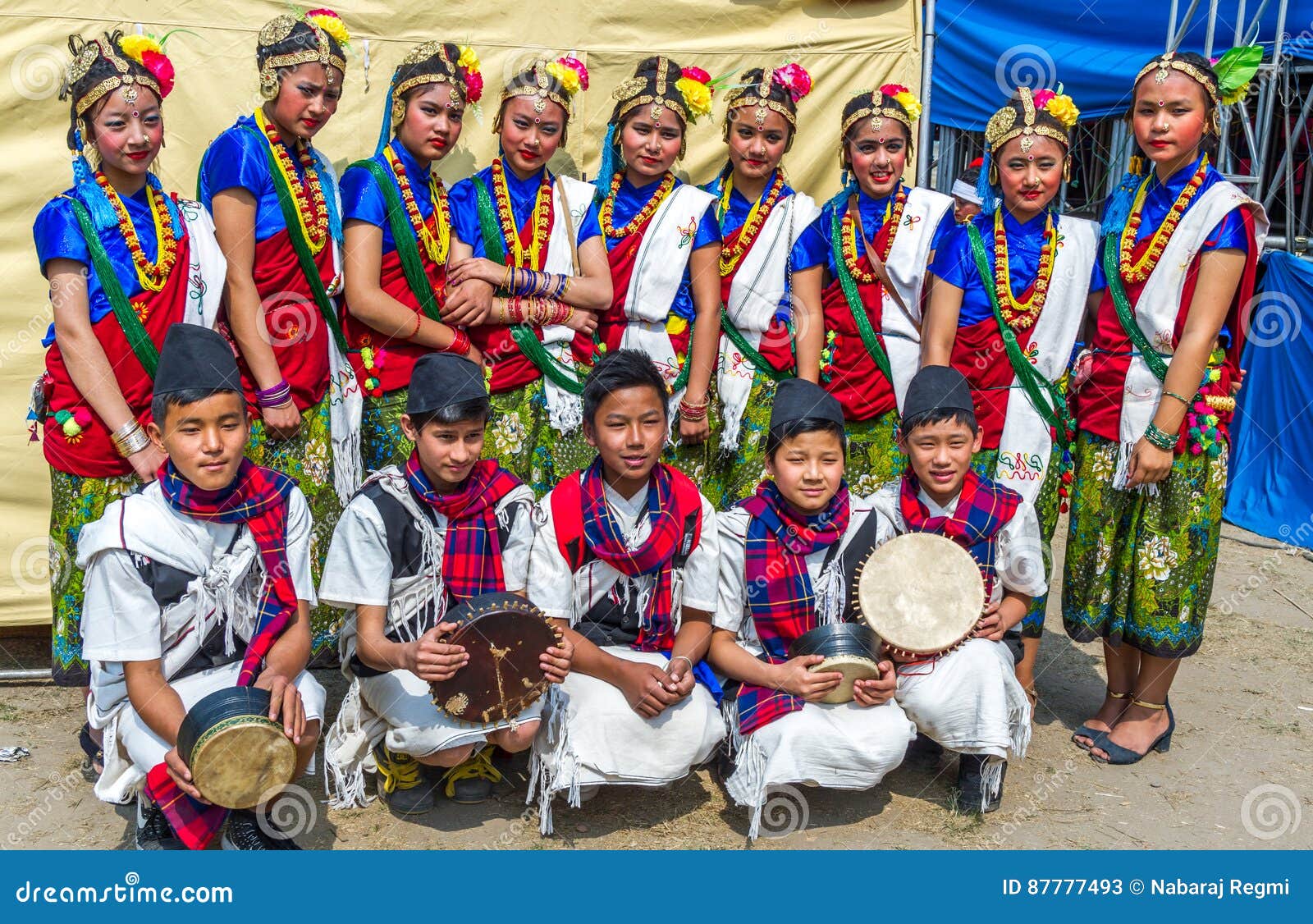 Nepalese Dansers in Traditionele Nepali-Kledij Redactionele Stock Foto ...