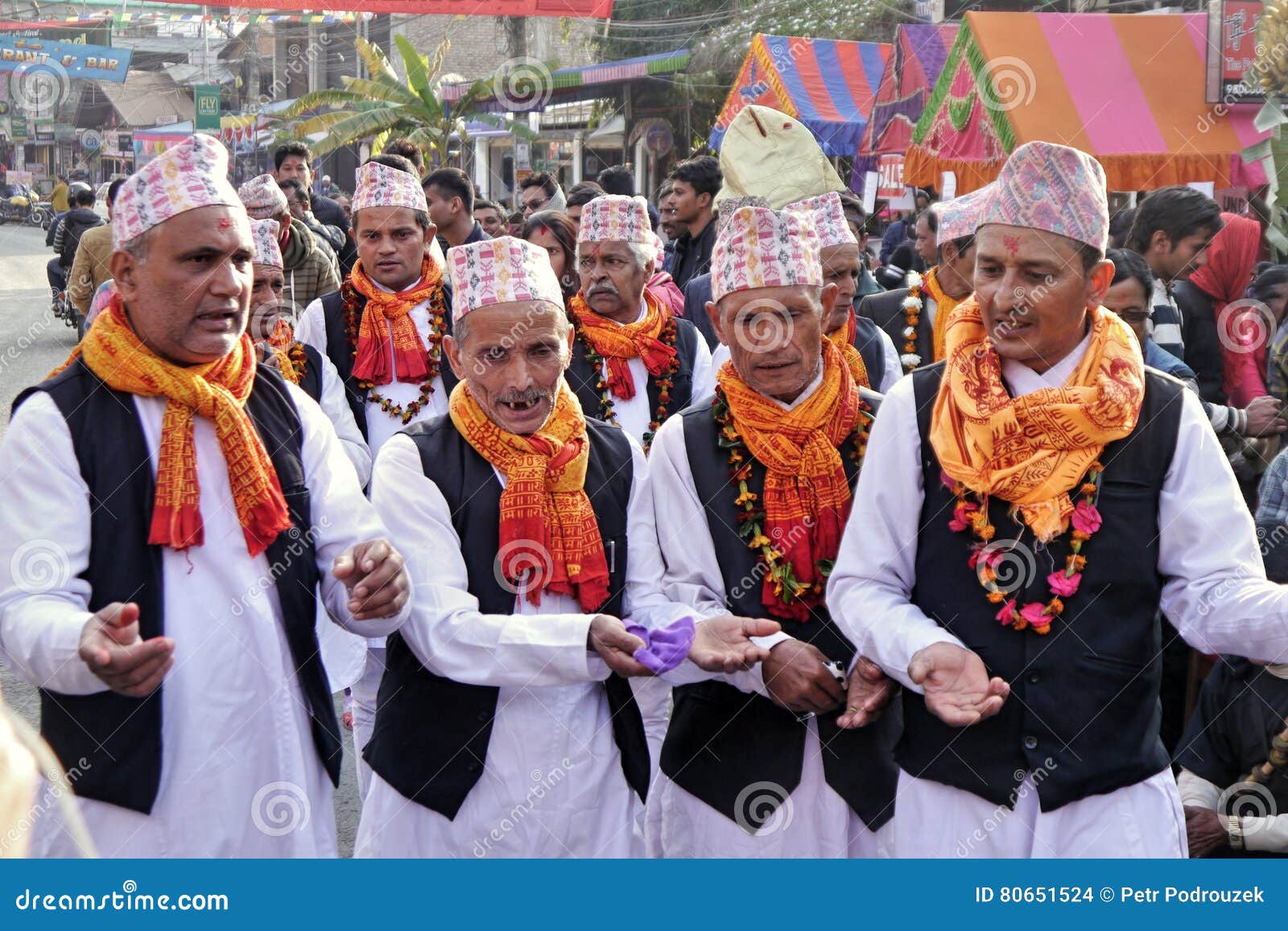 Nepalese Mannelijke Traditionele Dansers Redactionele Stock Afbeelding ...