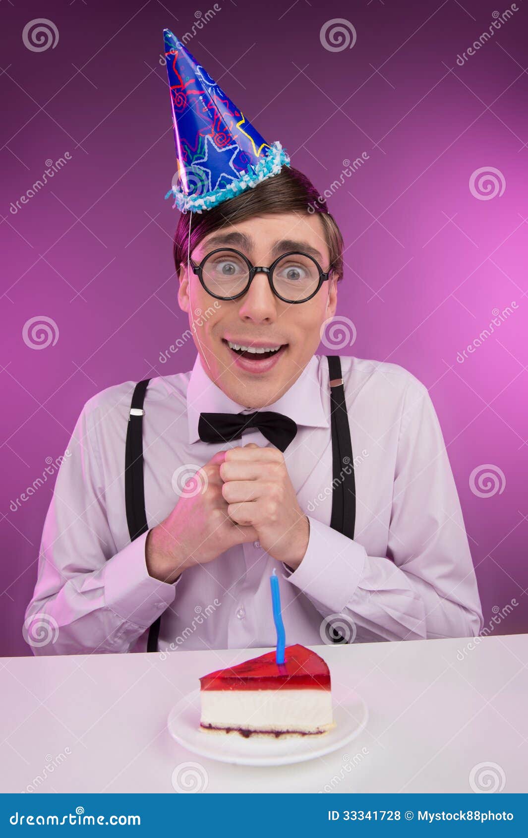 Nerd con il dolce. fotografia stock. Immagine di uomo - 33341728