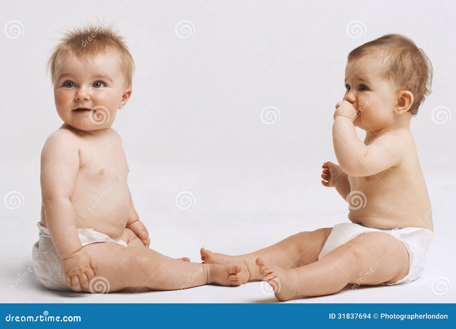 Nette Babys, Die Auf Weißem Hintergrund Sitzen Stockfoto - Bild von ...