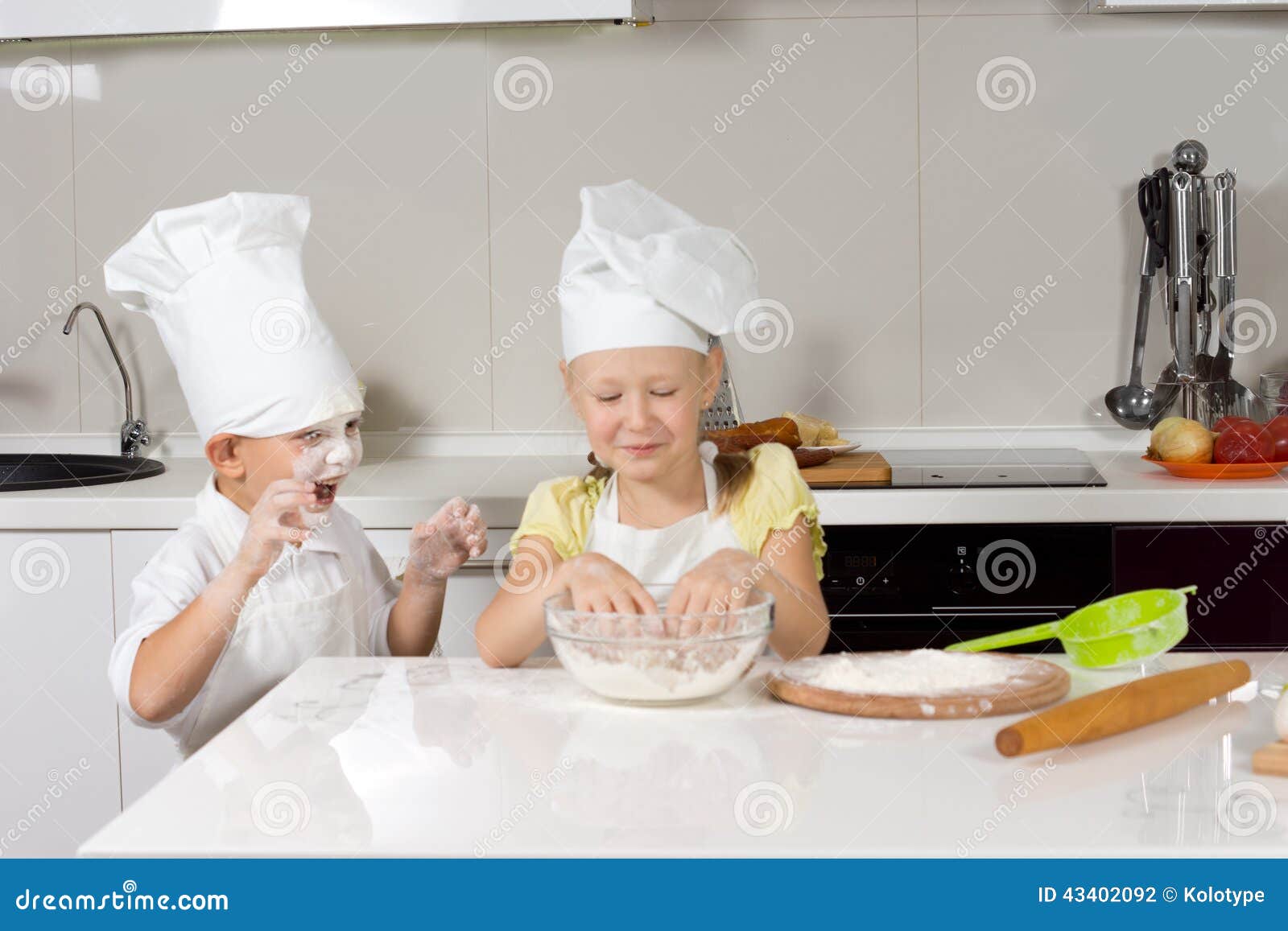 Nette Backende Kinderchefs Beim Spielen Stockfoto - Bild von chef ...