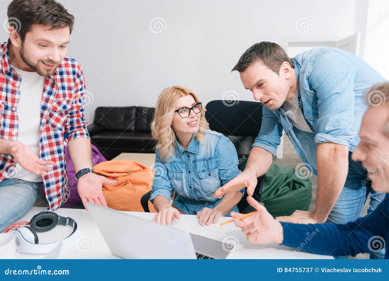 Nette Begeisterte Leute, Die Ihre Ideen Vorbringen Stockbild - Bild von ...