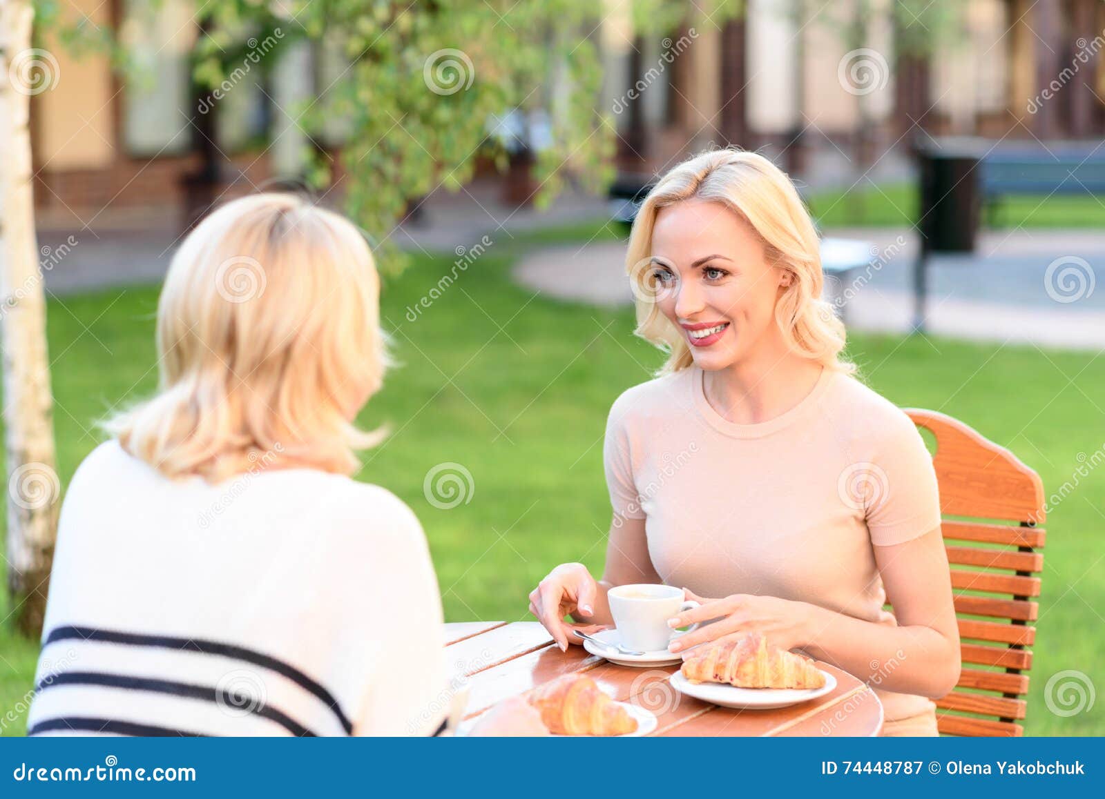 Nette Damen, Die Rest in Der Cafeteria Haben Stockbild - Bild von ...