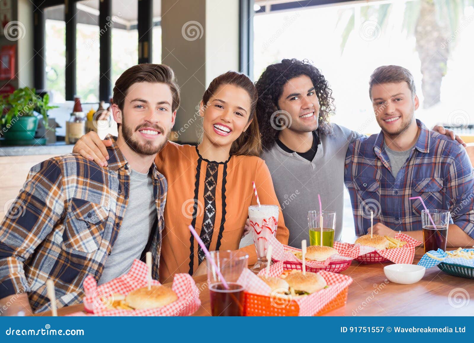 Nette Freunde, Die Im Restaurant Sitzen Stockbild - Bild von kleidung ...