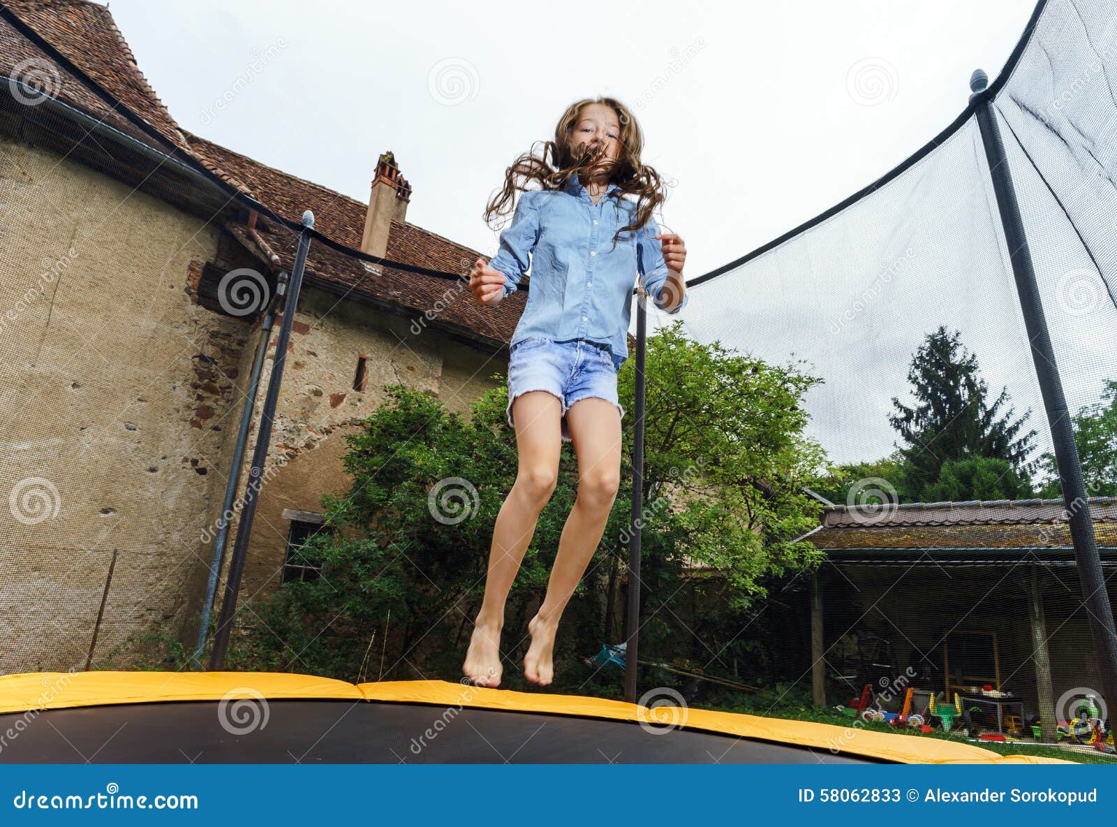Nette Jugendliche, Die Auf Trampoline Springt Stockbild - Bild von lang ...