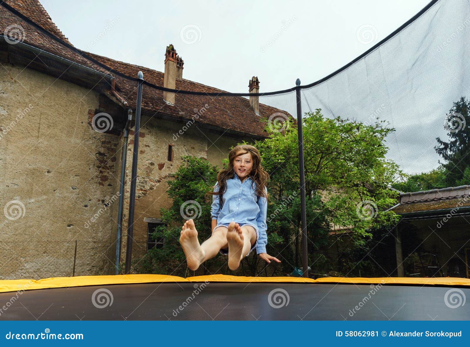 Nette Jugendliche, Die Auf Trampoline Springt Stockbild - Bild von ...