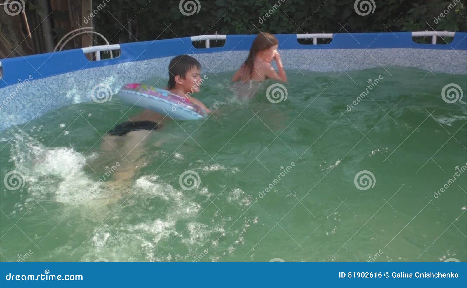 Nette Kinder Baden Im Pool am Sommertag Stock Footage - Video von ...