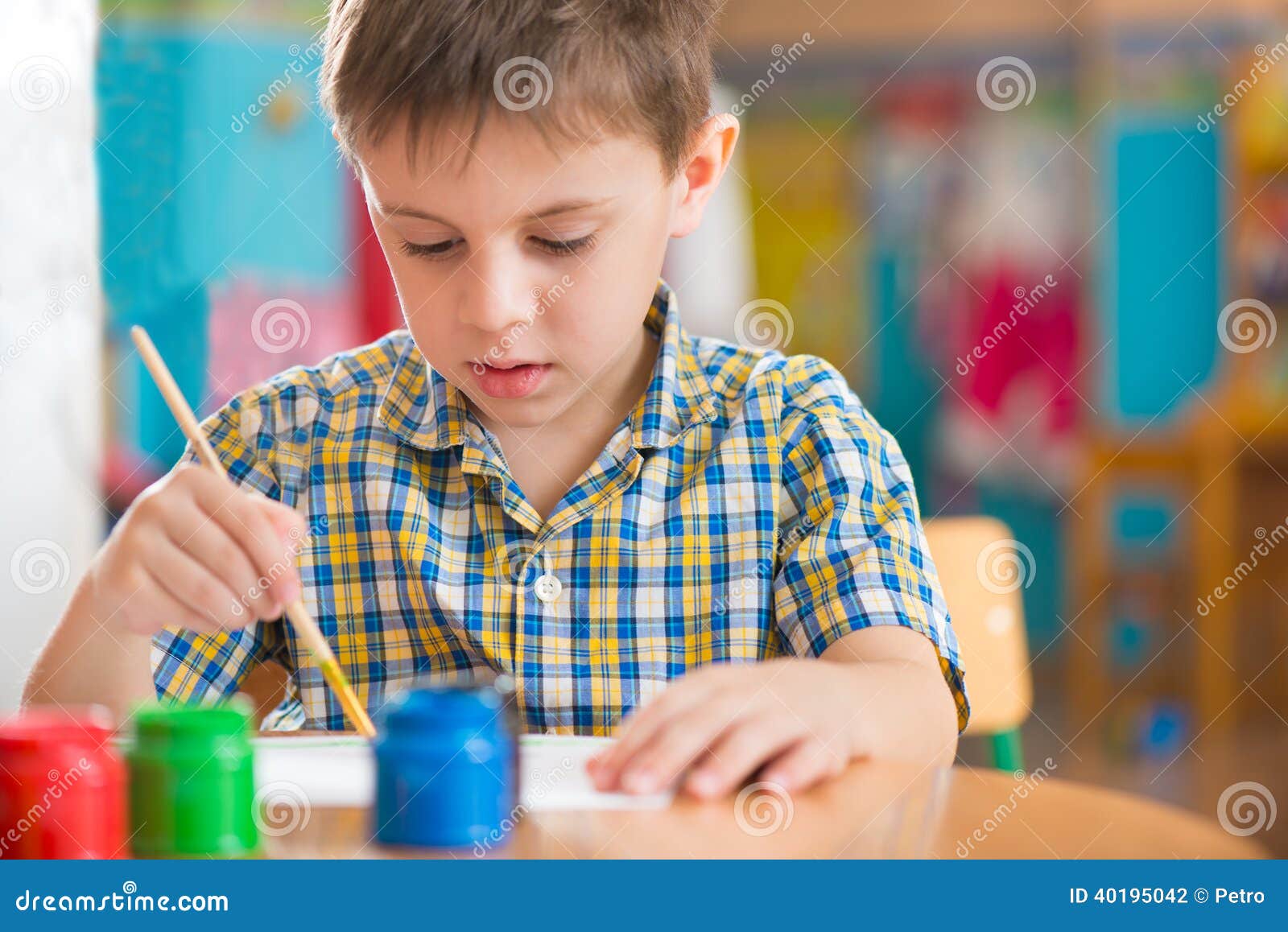 Nette Kinder, Die am Kindergarten Malen Stockfoto - Bild von junior ...