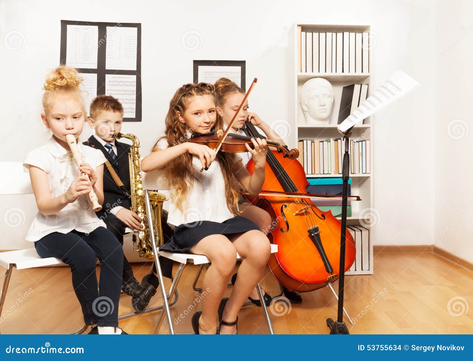 Nette Kinder, Die Musikinstrumente Spielen Stockfoto - Bild von mädchen ...