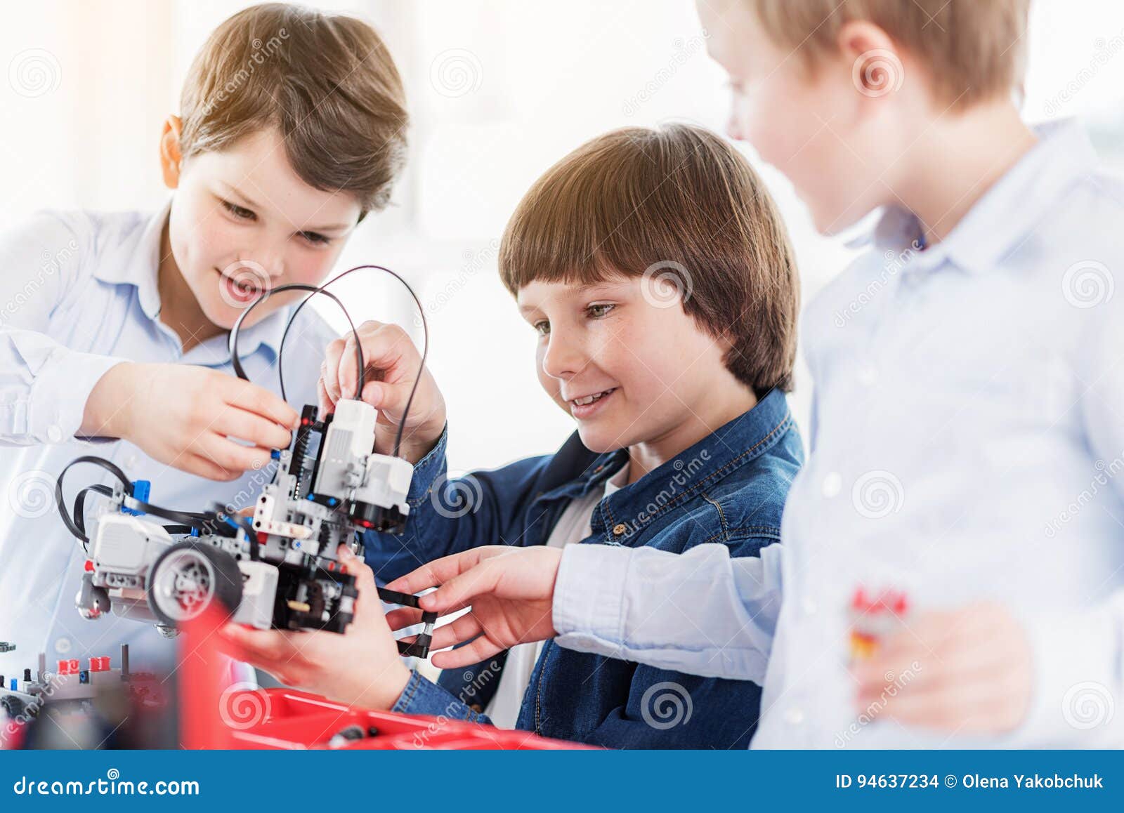 Nette Kinder, Die Roboter Halten Stockfoto - Bild von erstellen ...