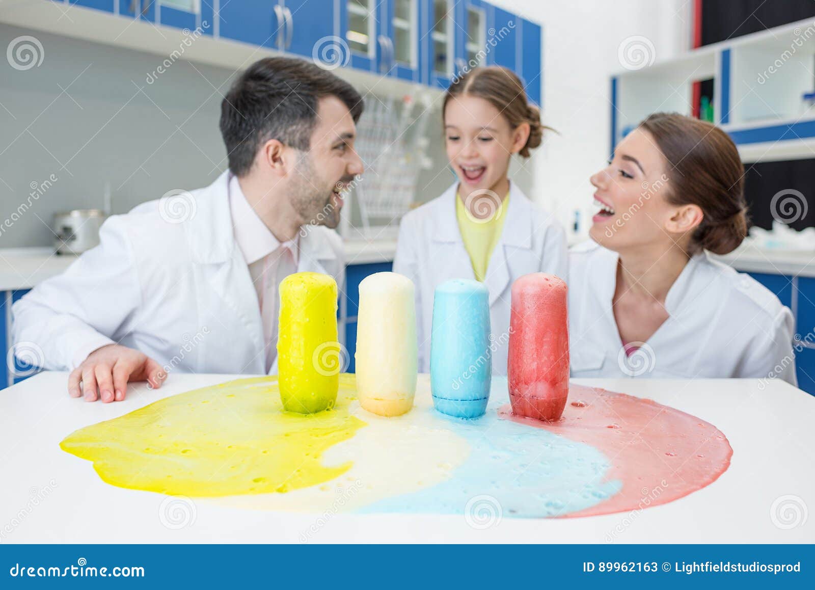 Nette Lehrer- Und Studentinwissenschaftler, Die Experiment Im Labor ...