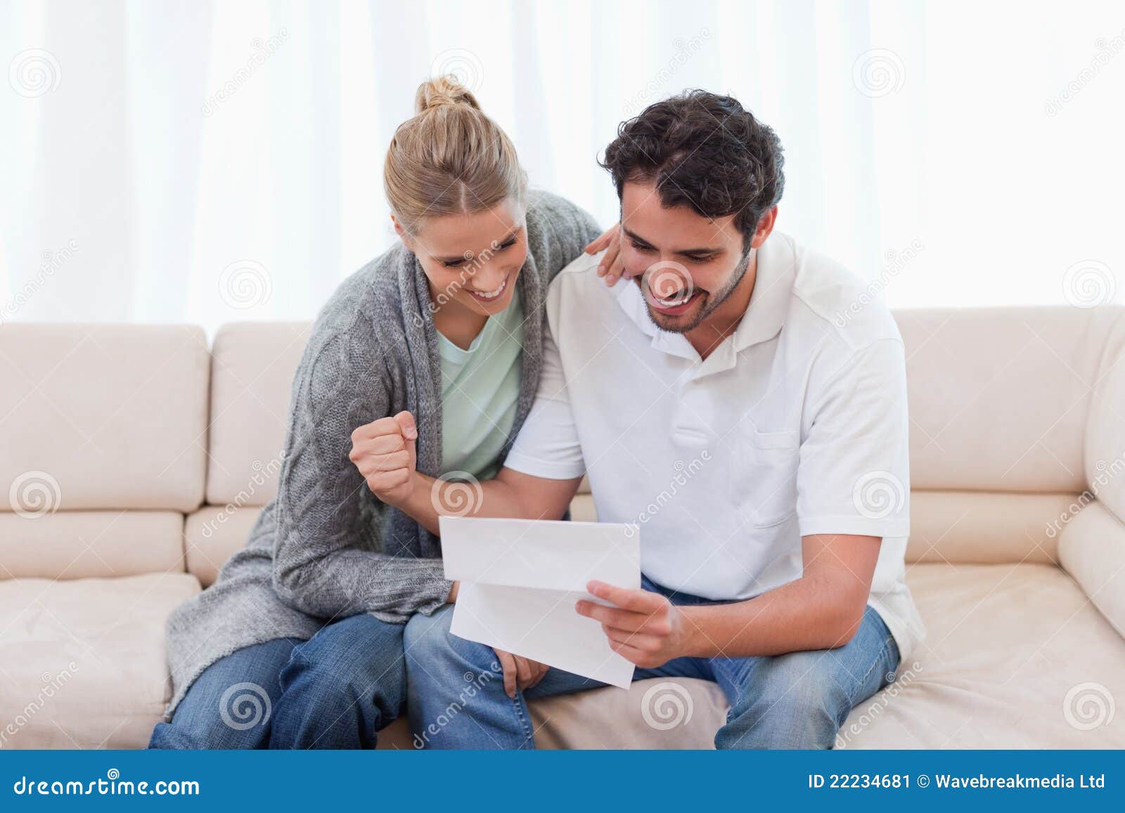 Nette Paare, Die Einen Brief Lesen Stockbild - Bild von attraktiv ...