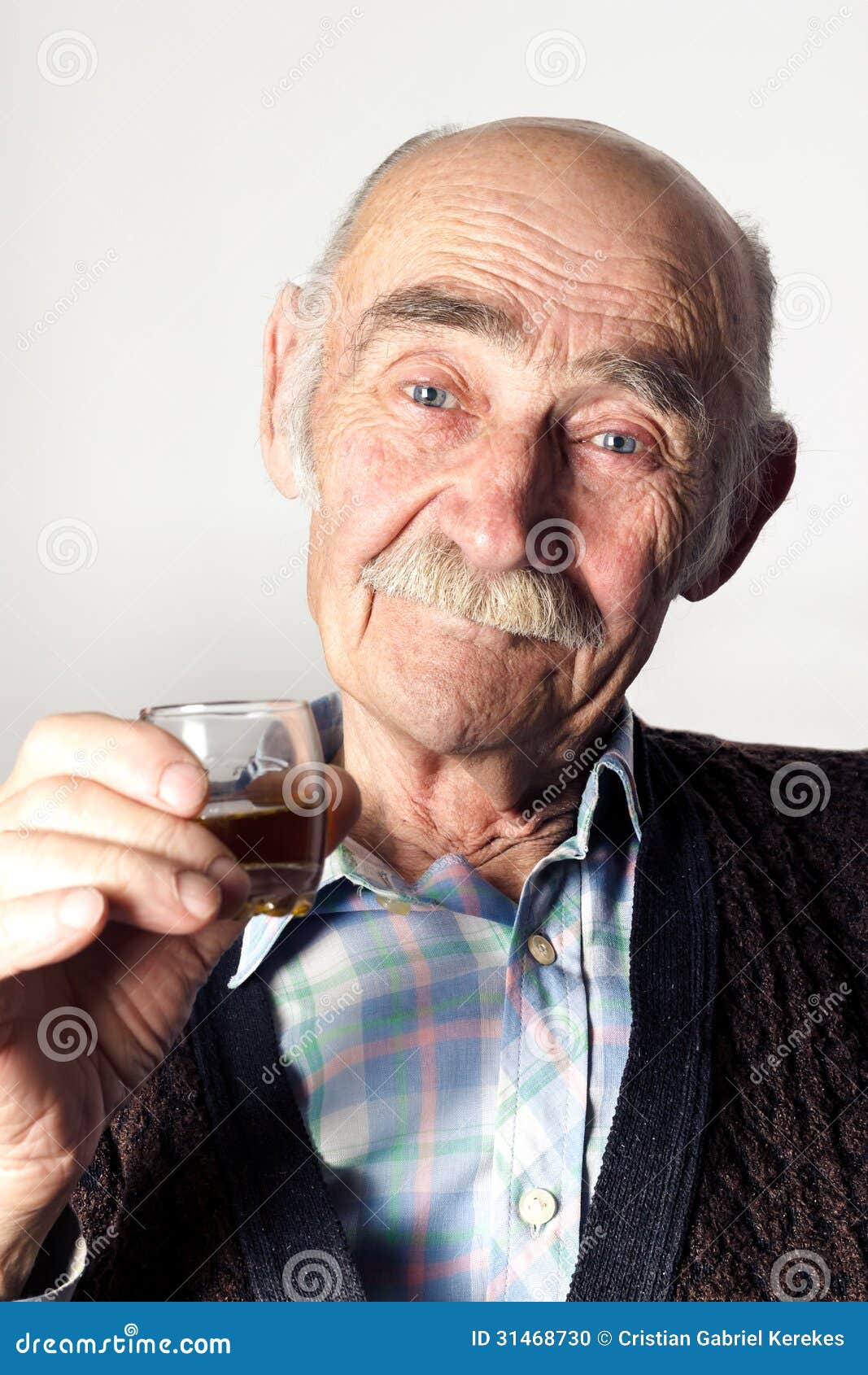 Netter Alter Mann Mit Den Blauen Augen, Die Einen Toast Machen ...