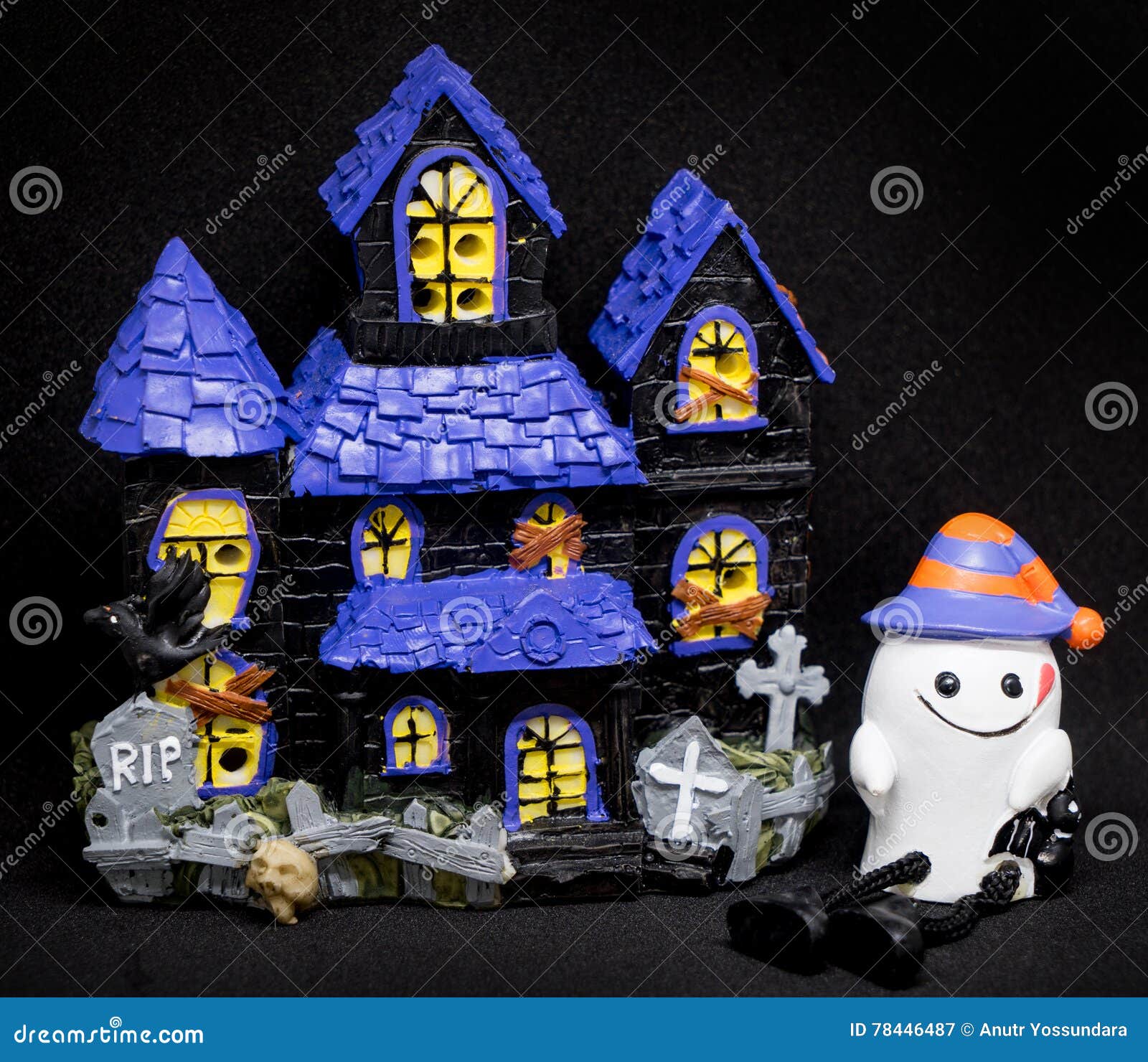 Netter Halloween-Geist Mit Haushintergrund Stock Abbildung ...