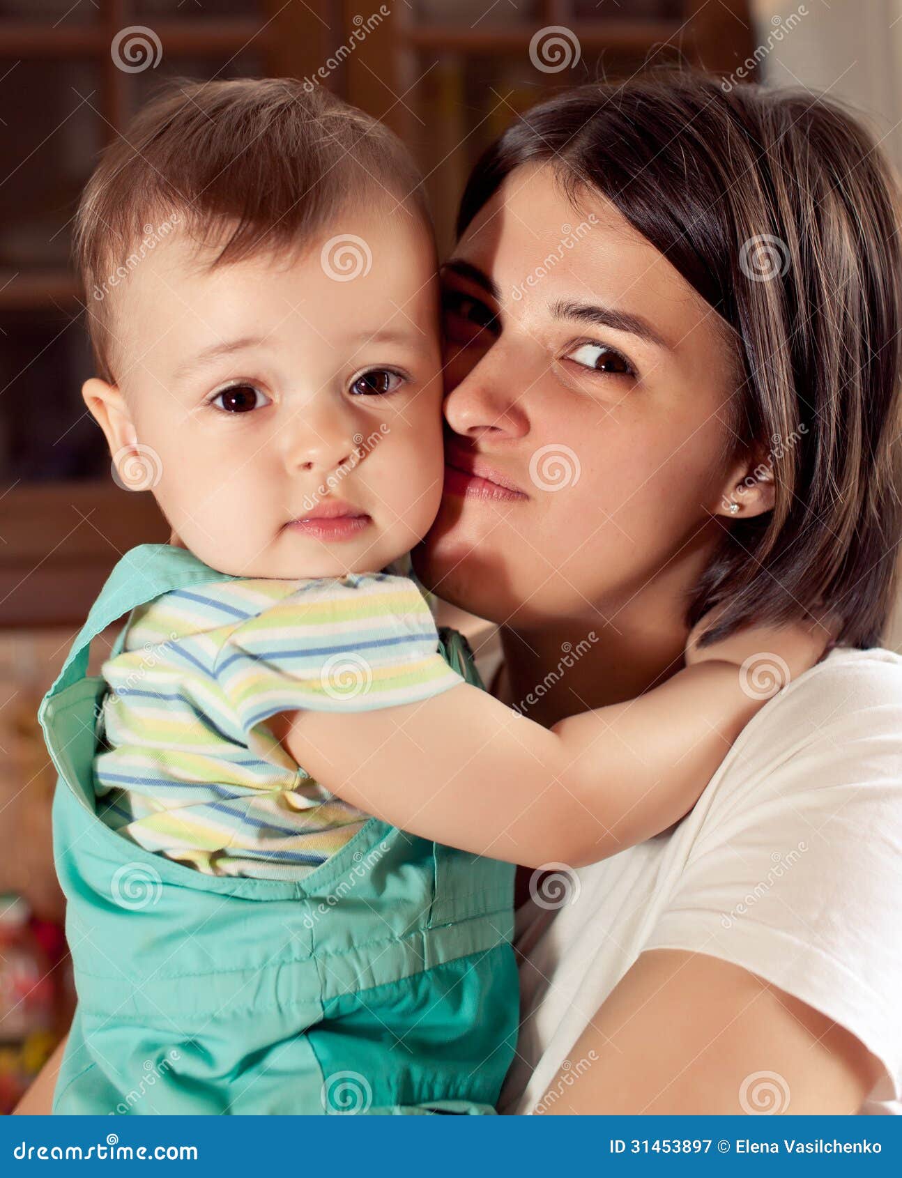 Netter Junge Mit Mutter, Kleines Baby Mit Mama Stockbild - Bild von ...