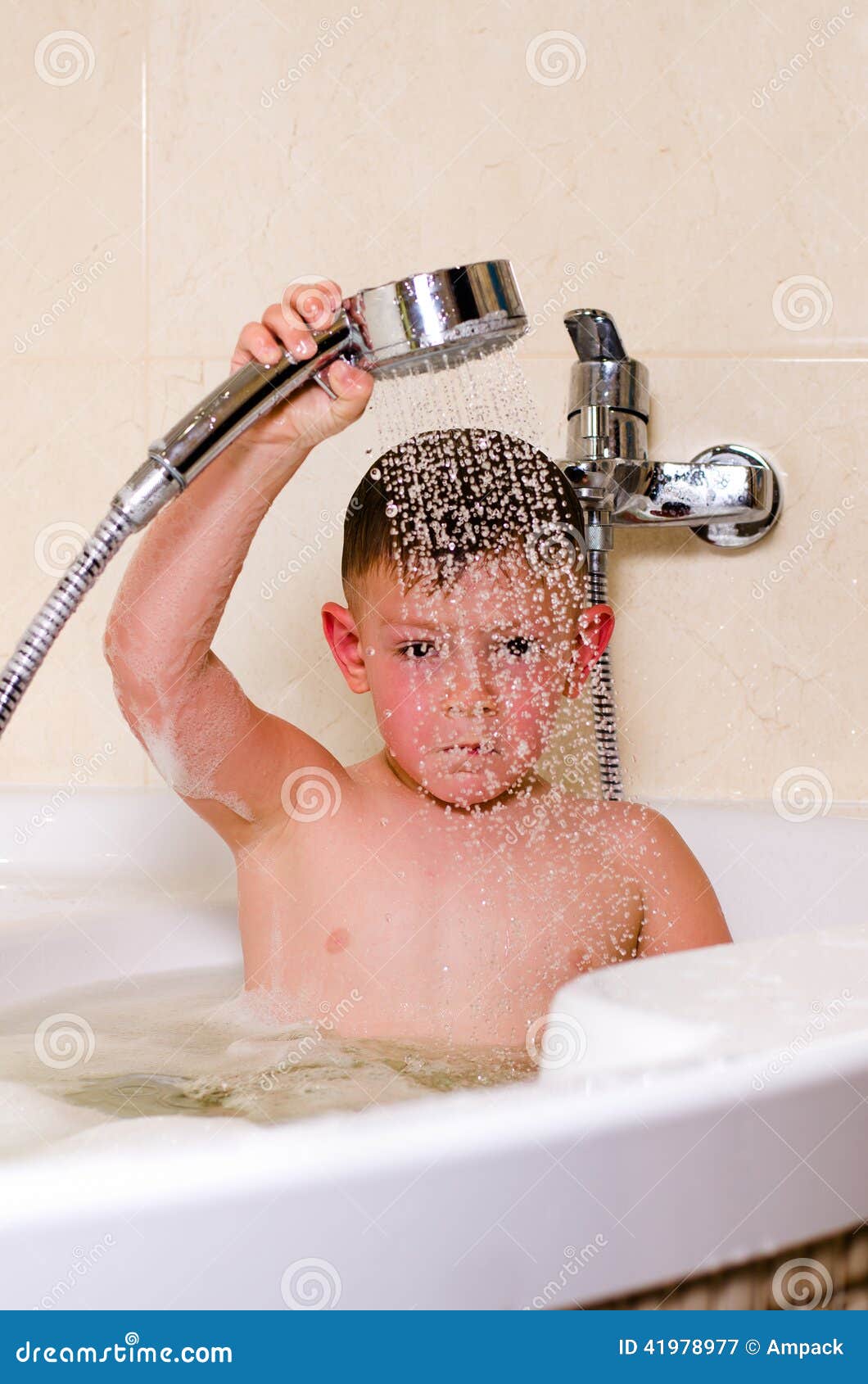 Netter Kleiner Junge, Der Im Bad Duscht Stockbild - Bild von kopf ...