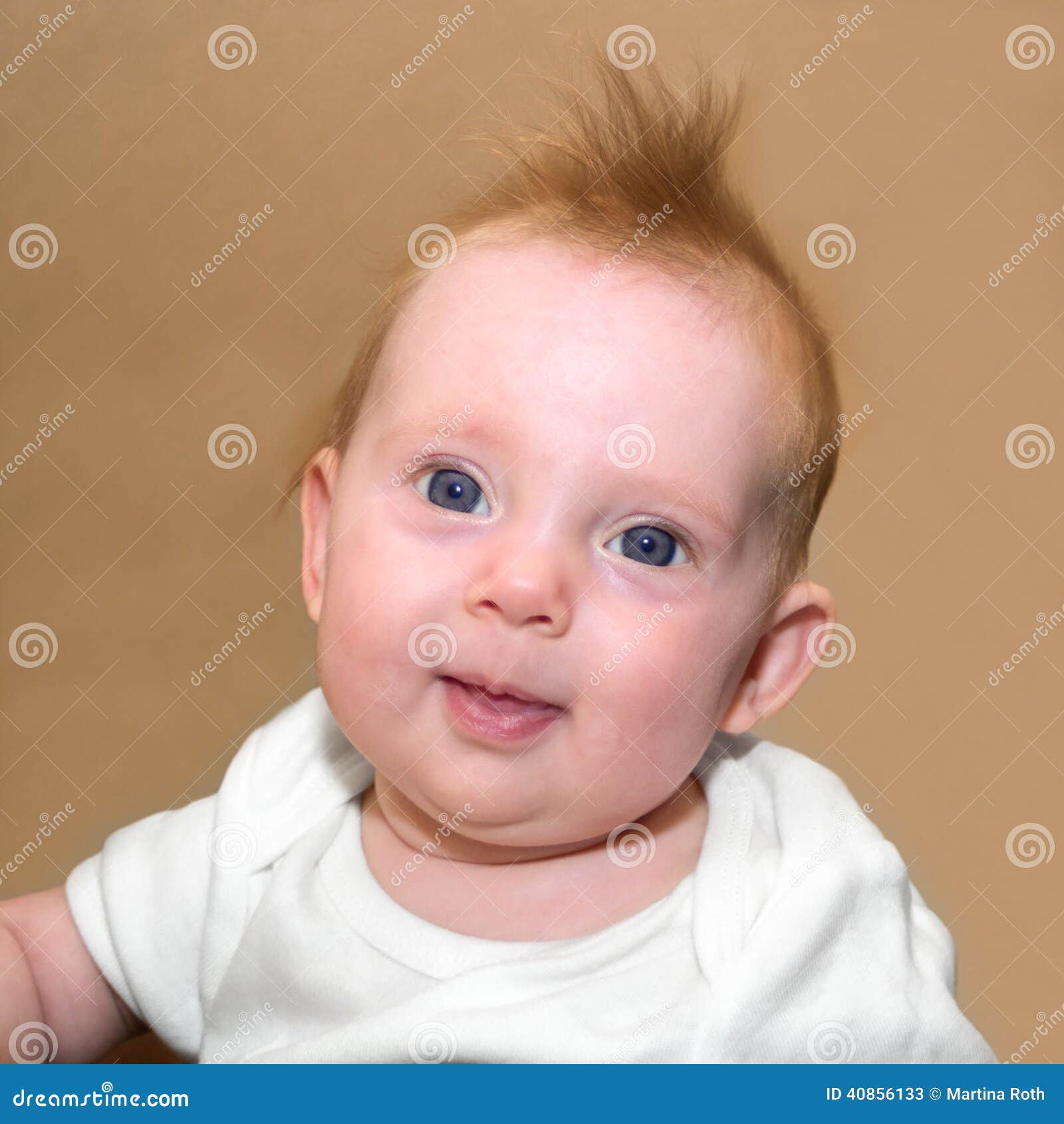 Nettes Fast Viermonatliches Altes Baby Stockbild - Bild von lächeln ...