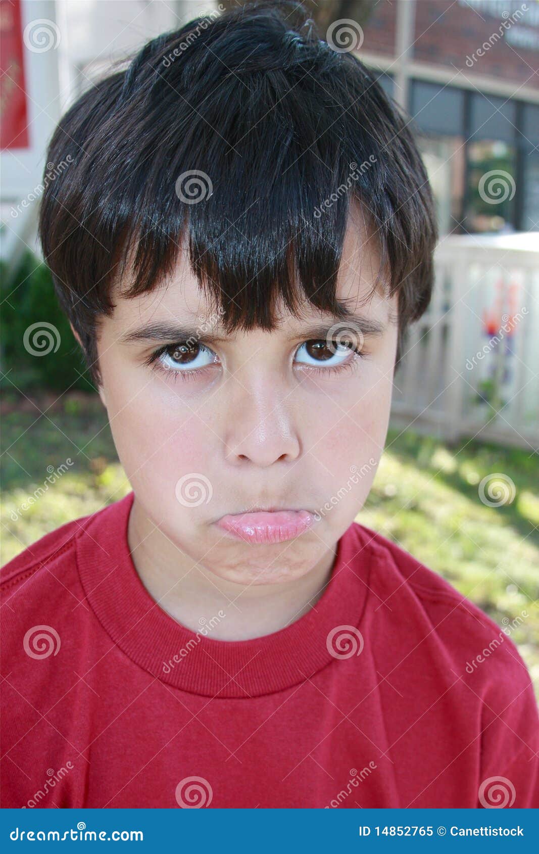 Nettes Jungen-Schmollen stockbild. Bild von schön, jungen - 14852765