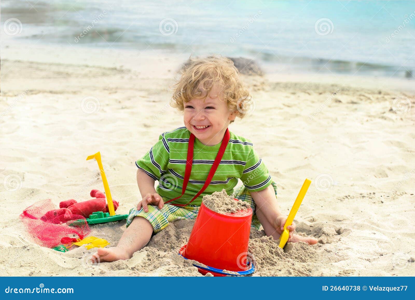 Nettes Kind, Das Auf Dem Strand Spielt Stockfoto - Bild von mittelmeer ...