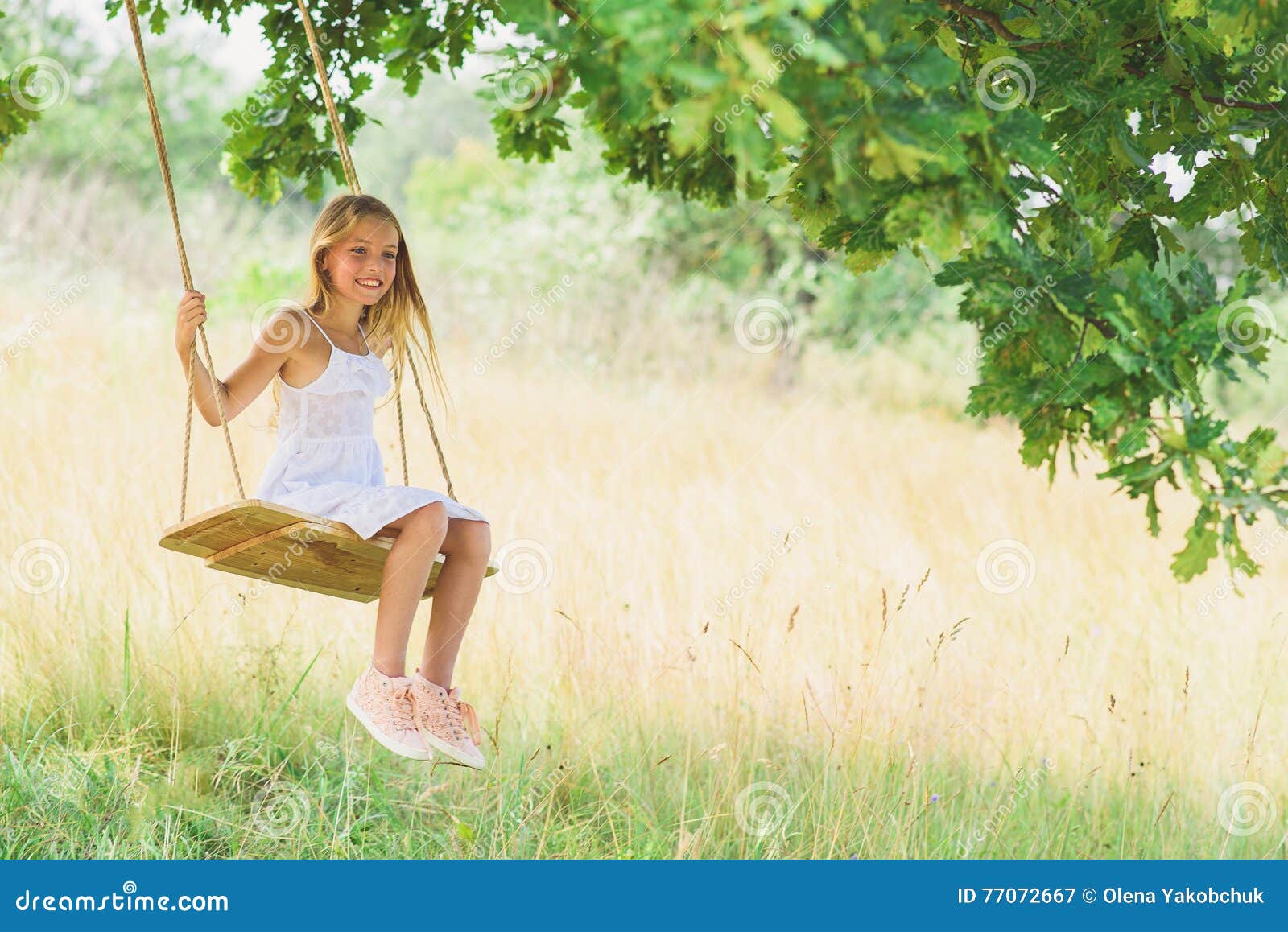 Nettes Kind, Das Auf Wiese Spielt Stockbild - Bild von schauen, wiese ...