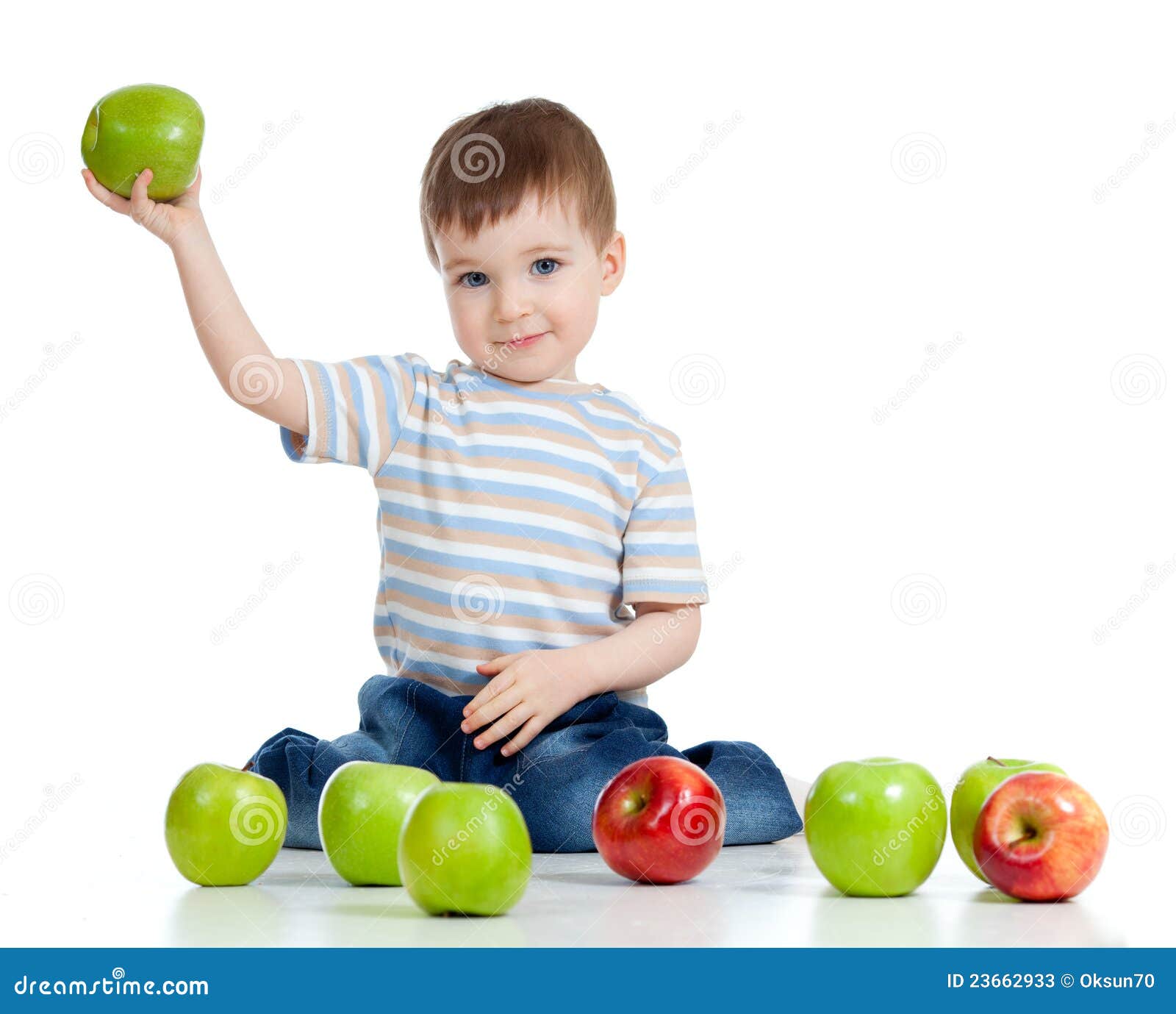 Nettes Kind, Das Grünen Apfel Anhält Stockbild - Bild von geben, leute ...